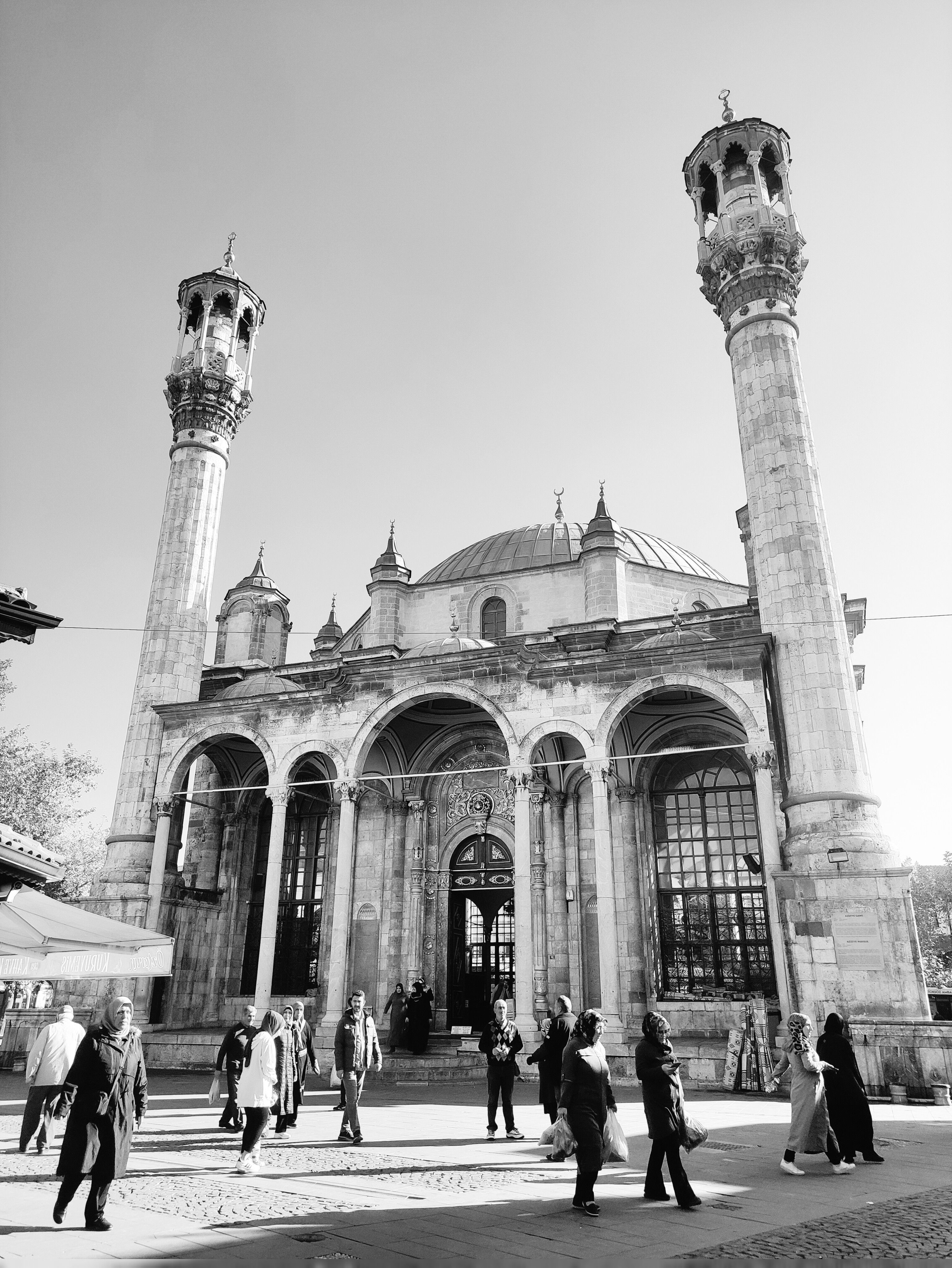 A black and white photo of a mosque · Free Stock Photo