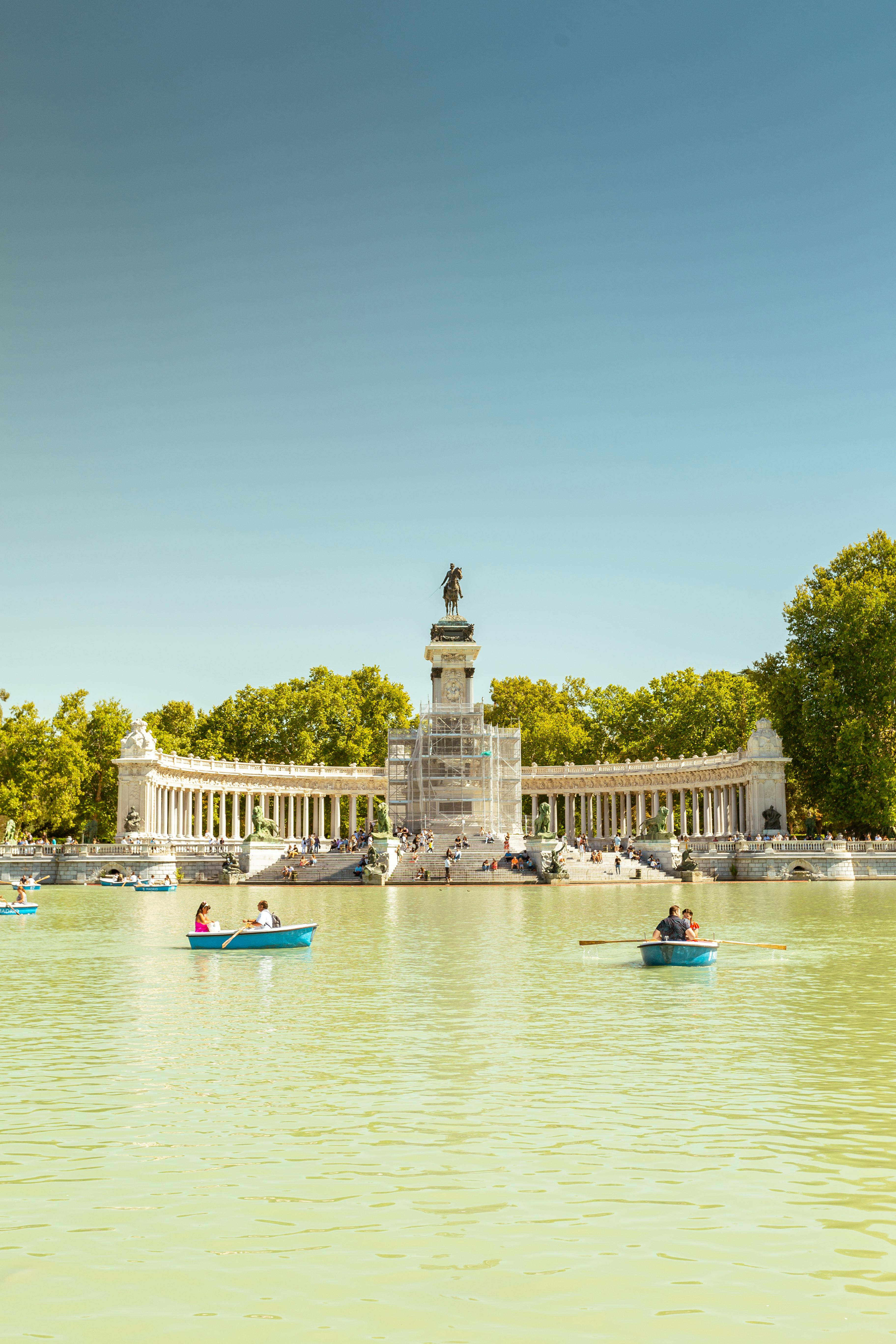 People on Boats on Pond in El Retiro Park in Madrid · Free Stock Photo