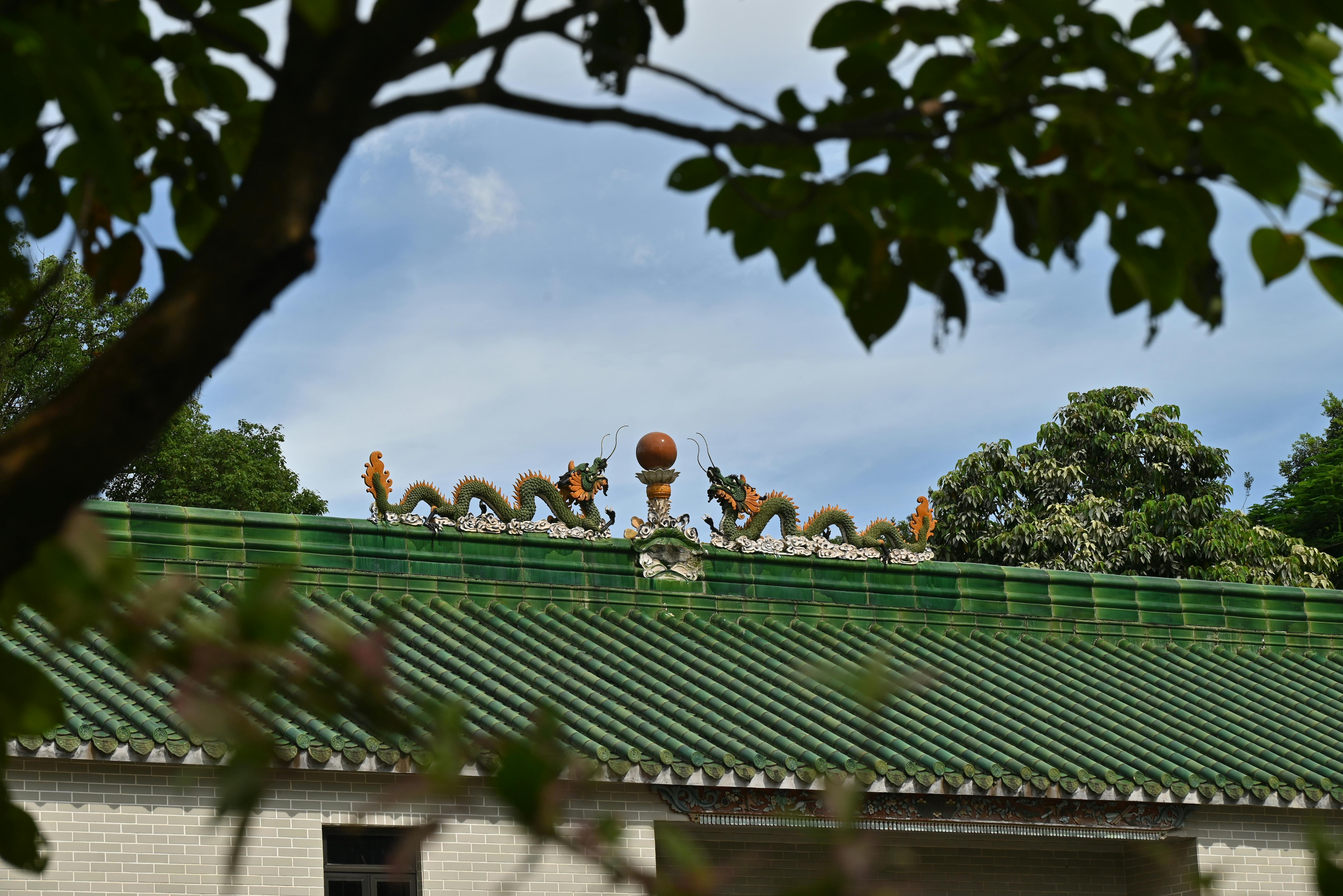 Dragon Statues on Buddhist Temple Rooftop · Free Stock Photo