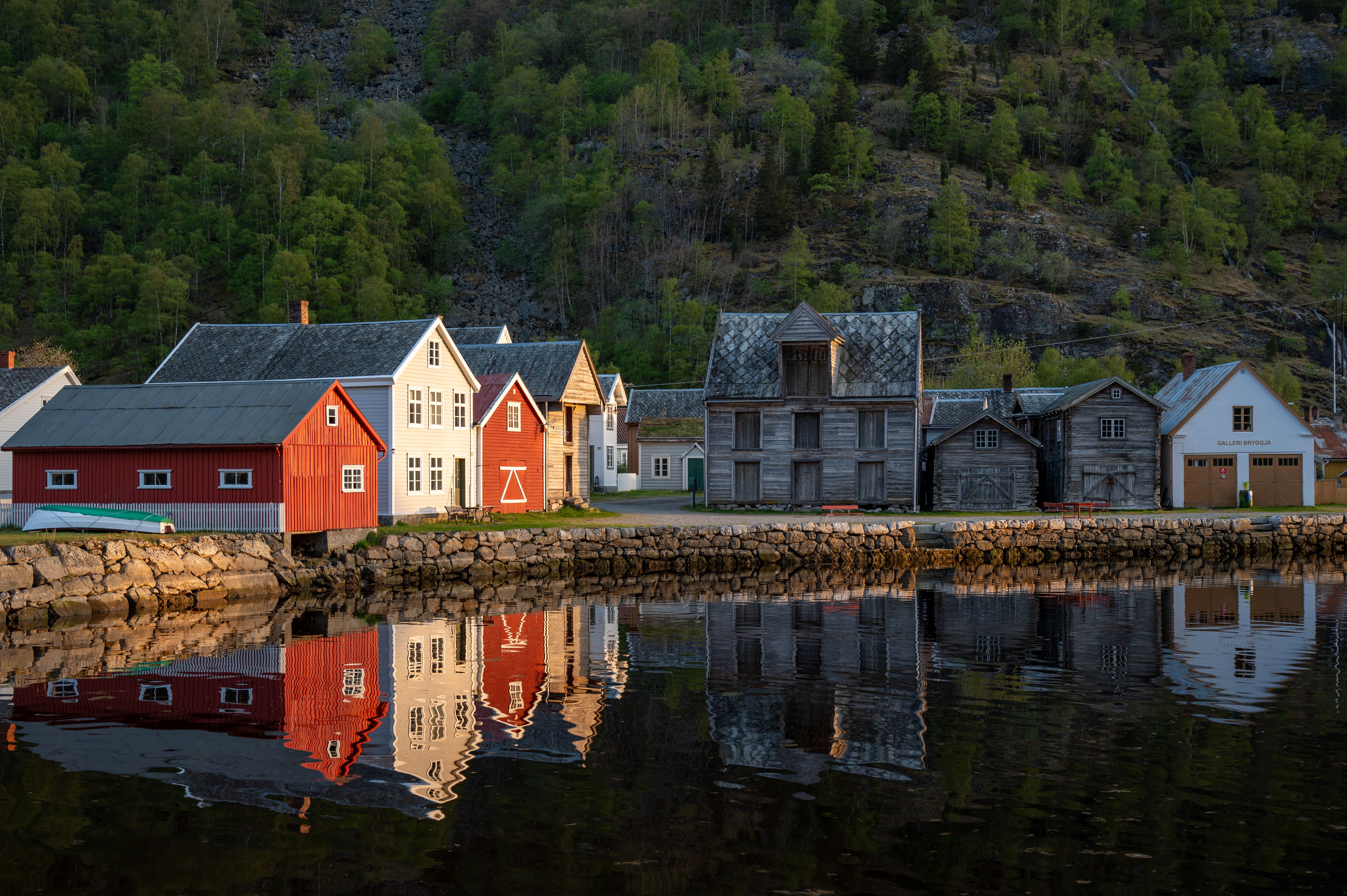 A row of houses on the shore of a lake · Free Stock Photo