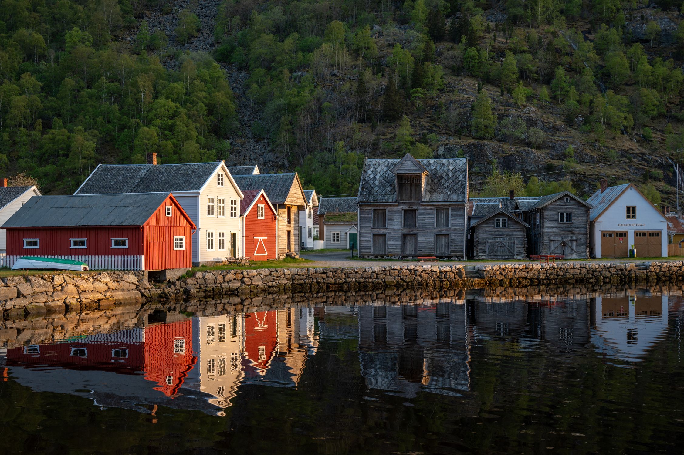A row of houses on the shore of a lake · Free Stock Photo