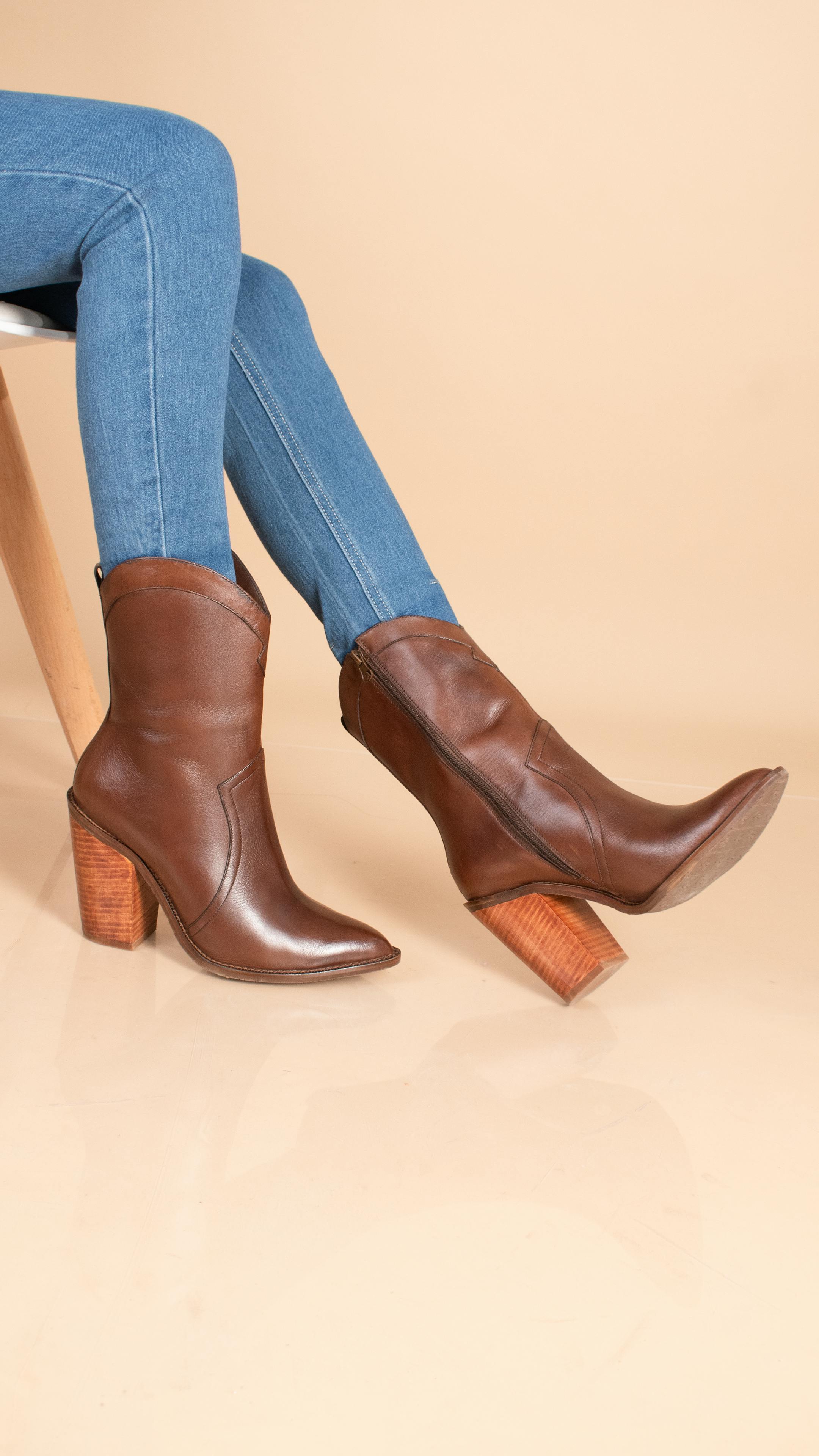 Foto de stock gratuita sobre accesorios de moda, botas al aire libre ...