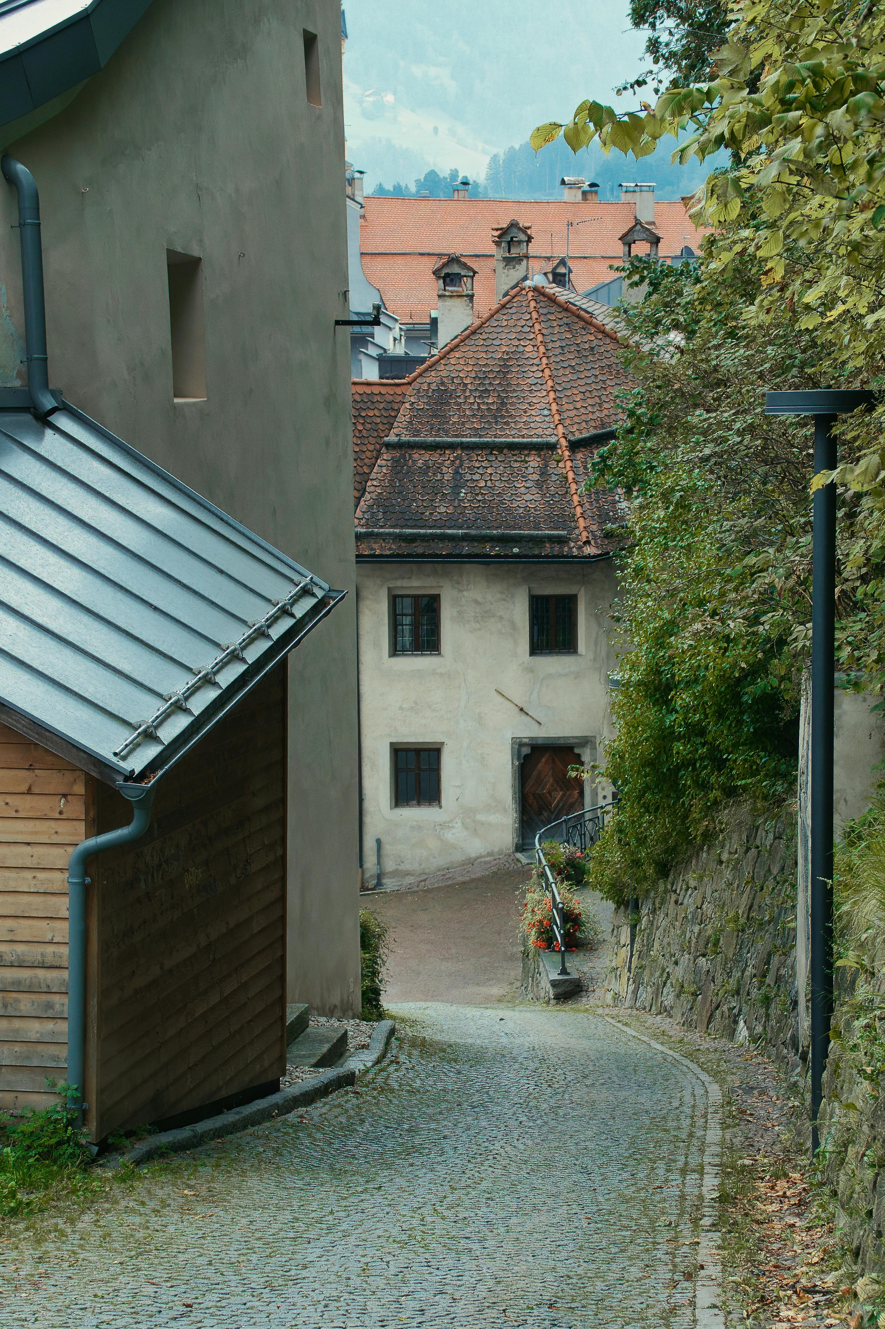 The steep alley · Free Stock Photo