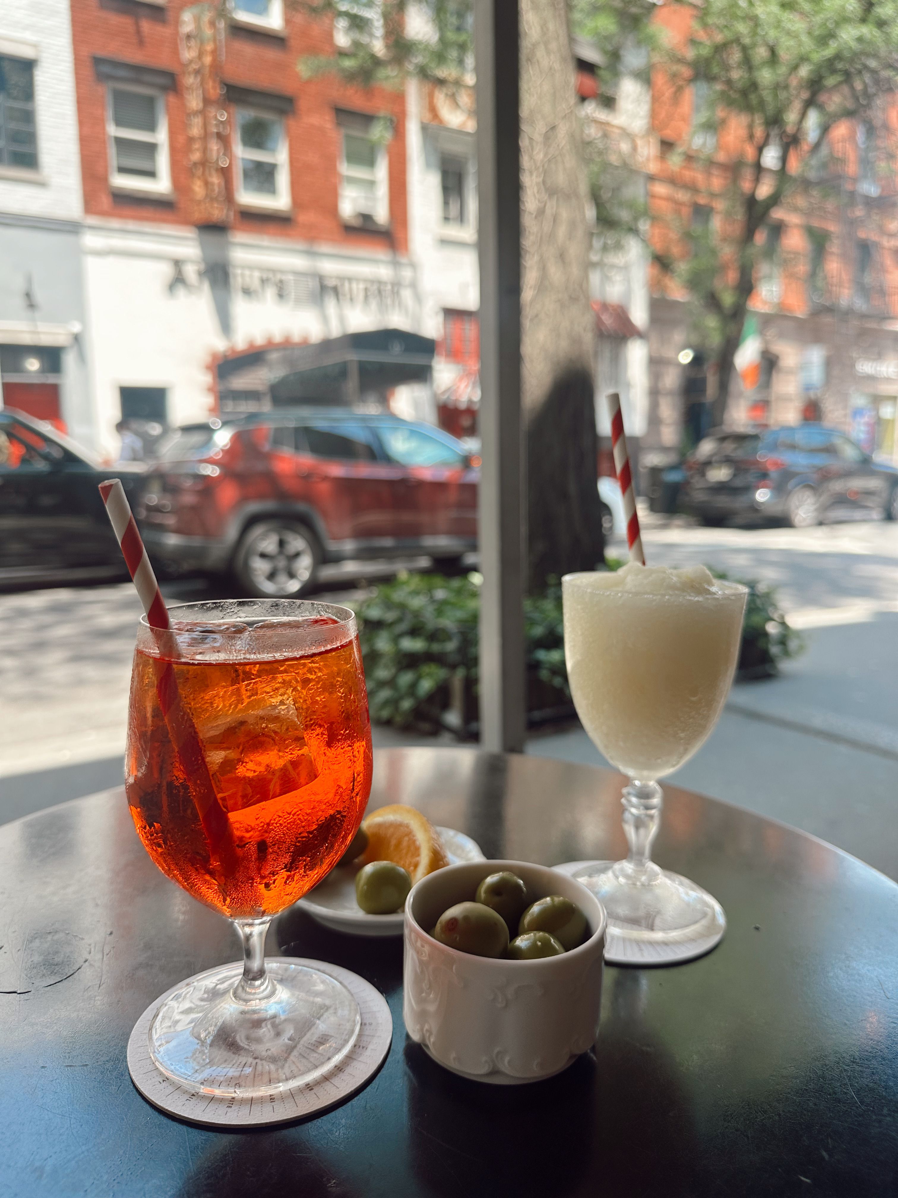 Two drinks on a table with olives and olives · Free Stock Photo