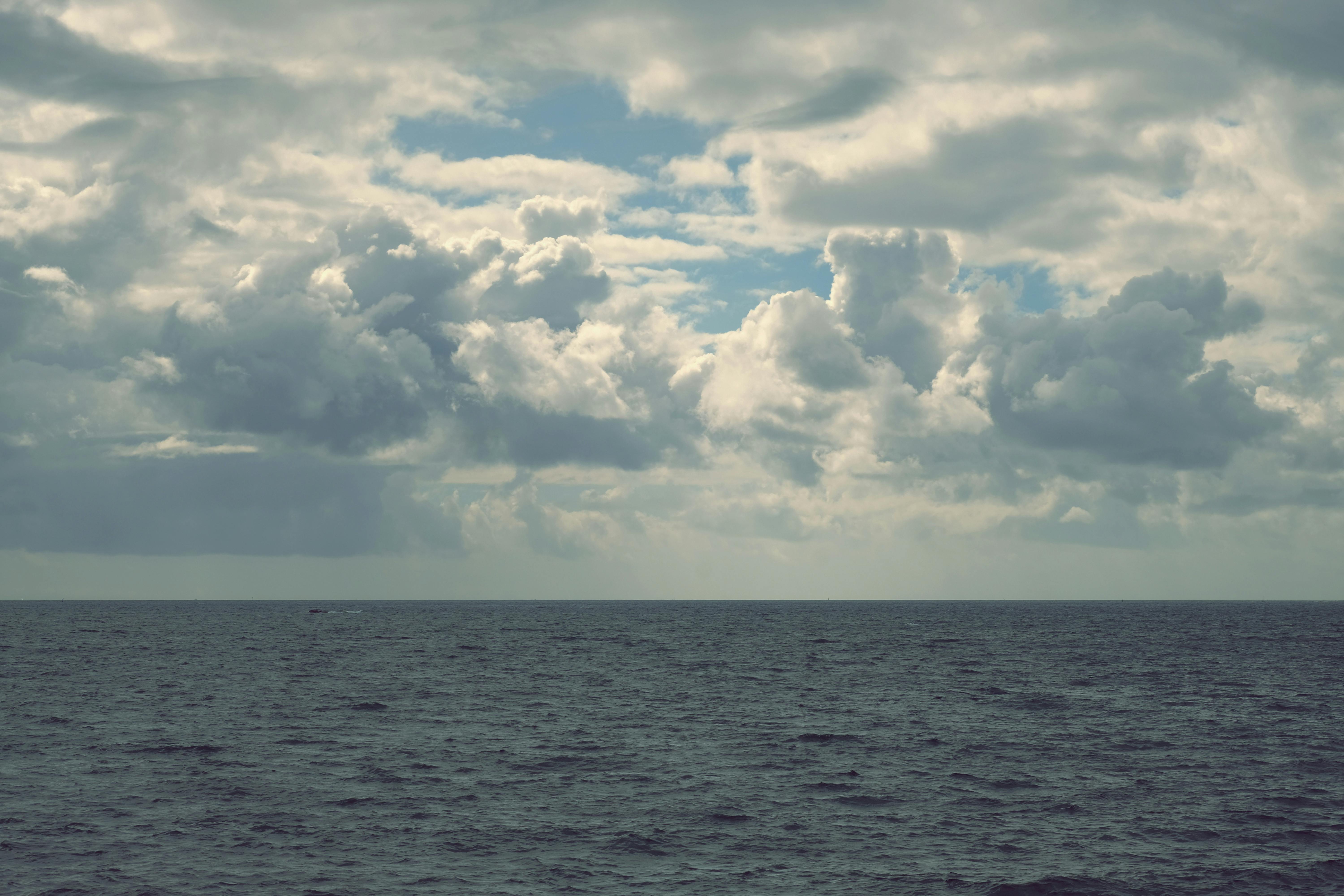 Summer landscape with sea and horizon over water · Free Stock Photo