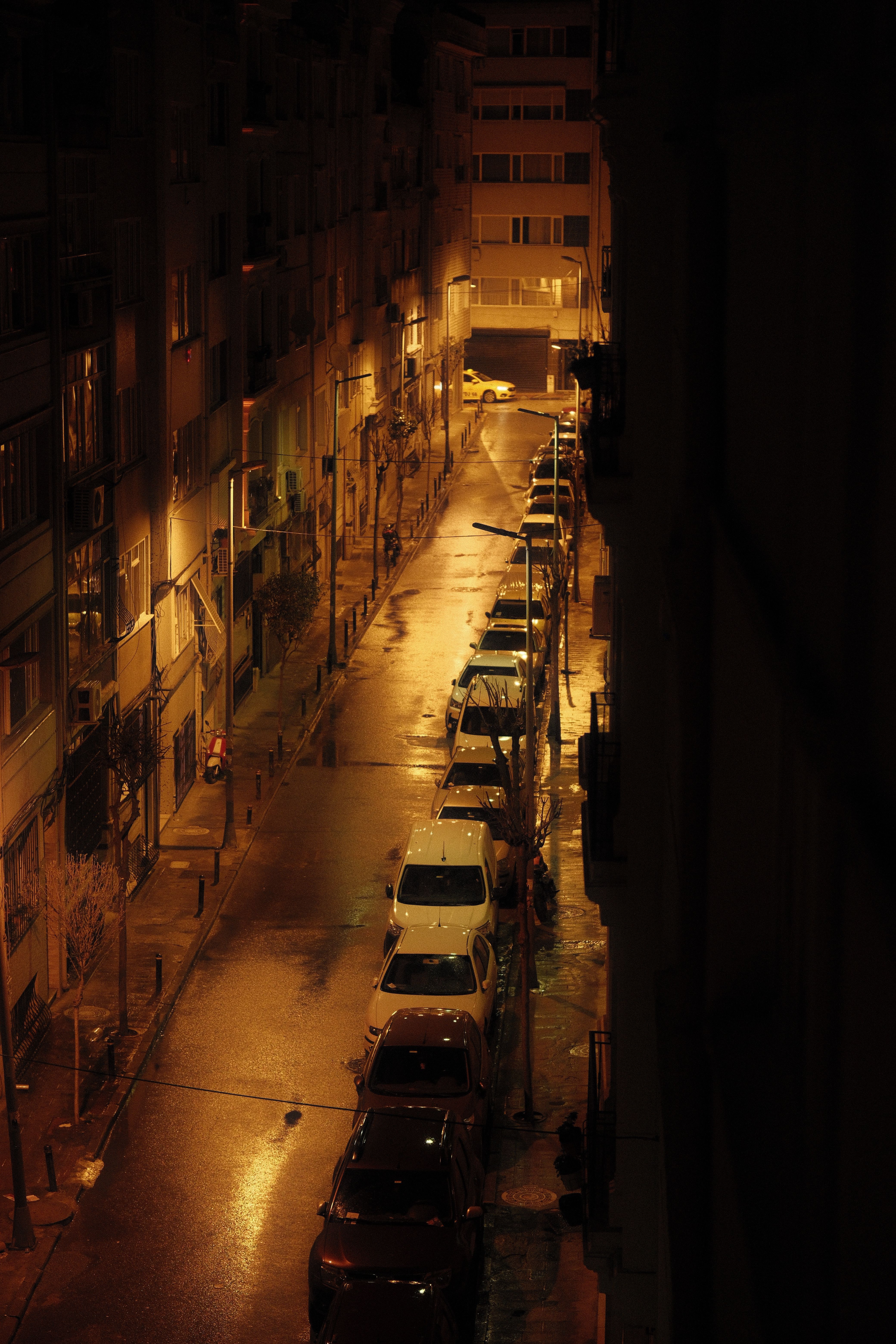 Narrow street with buildings at night city · Free Stock Photo