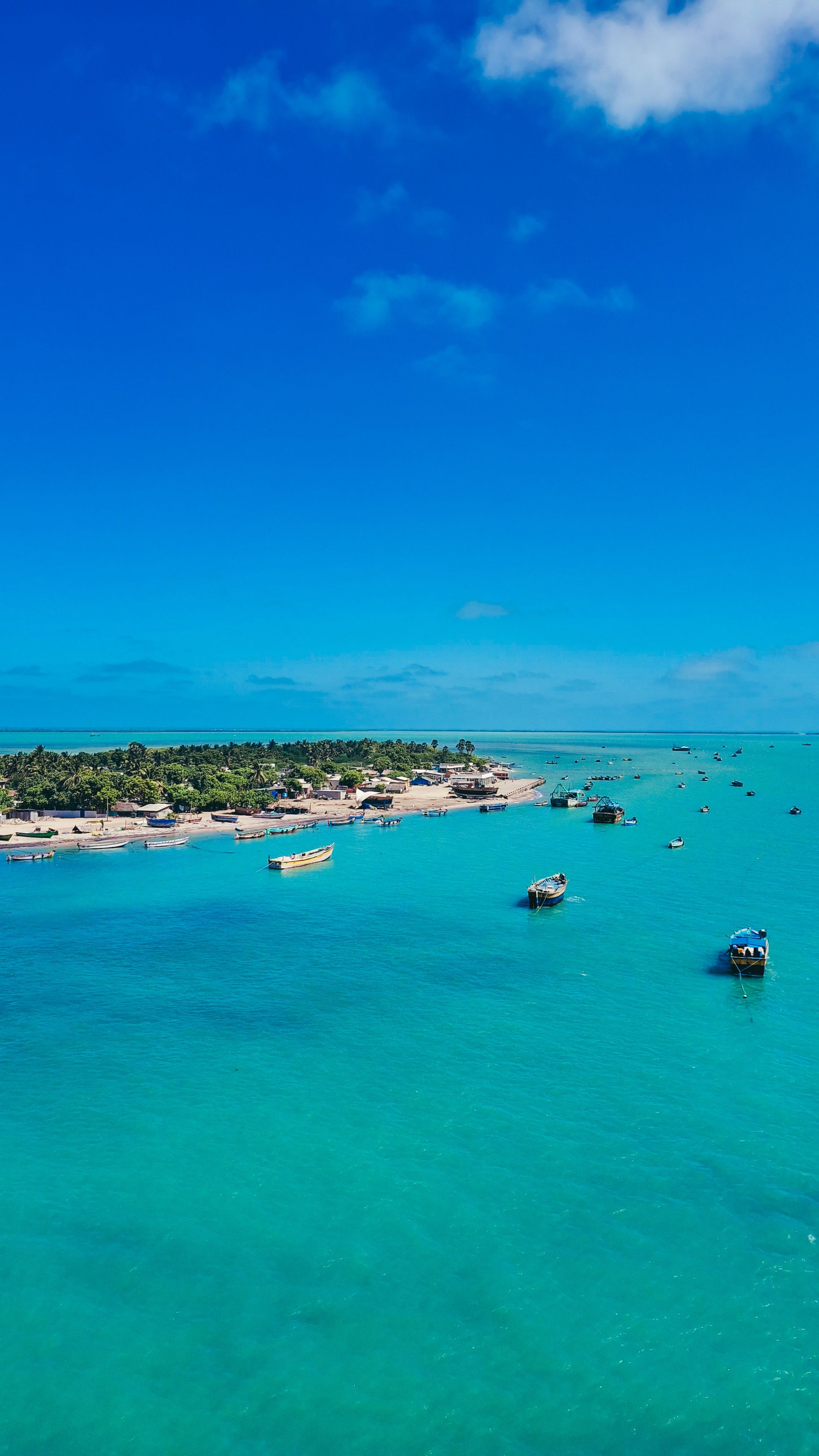 Boats on Tropical Ocean Coast · Free Stock Photo
