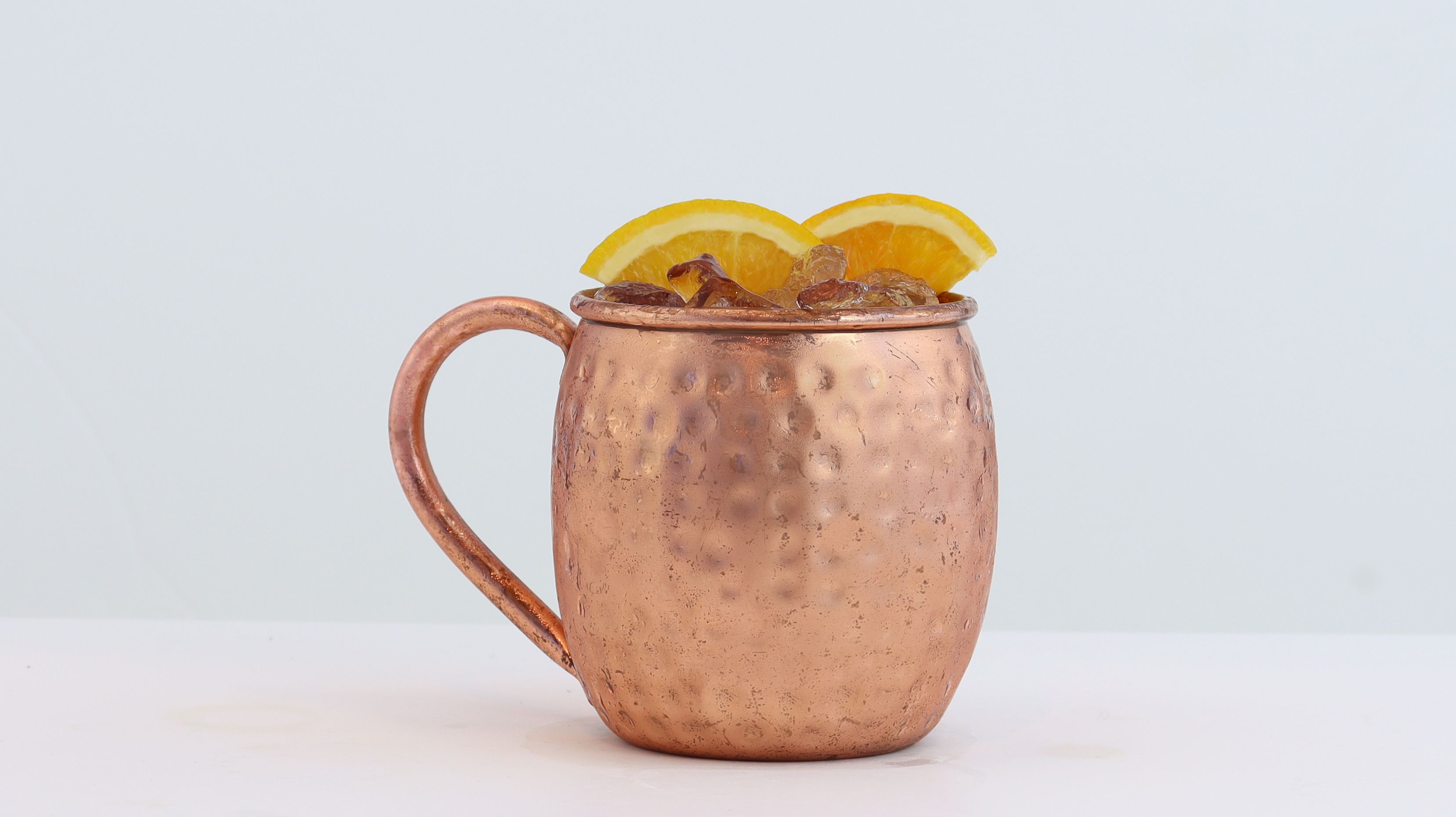 A copper moscow mule with orange slices · Free Stock Photo