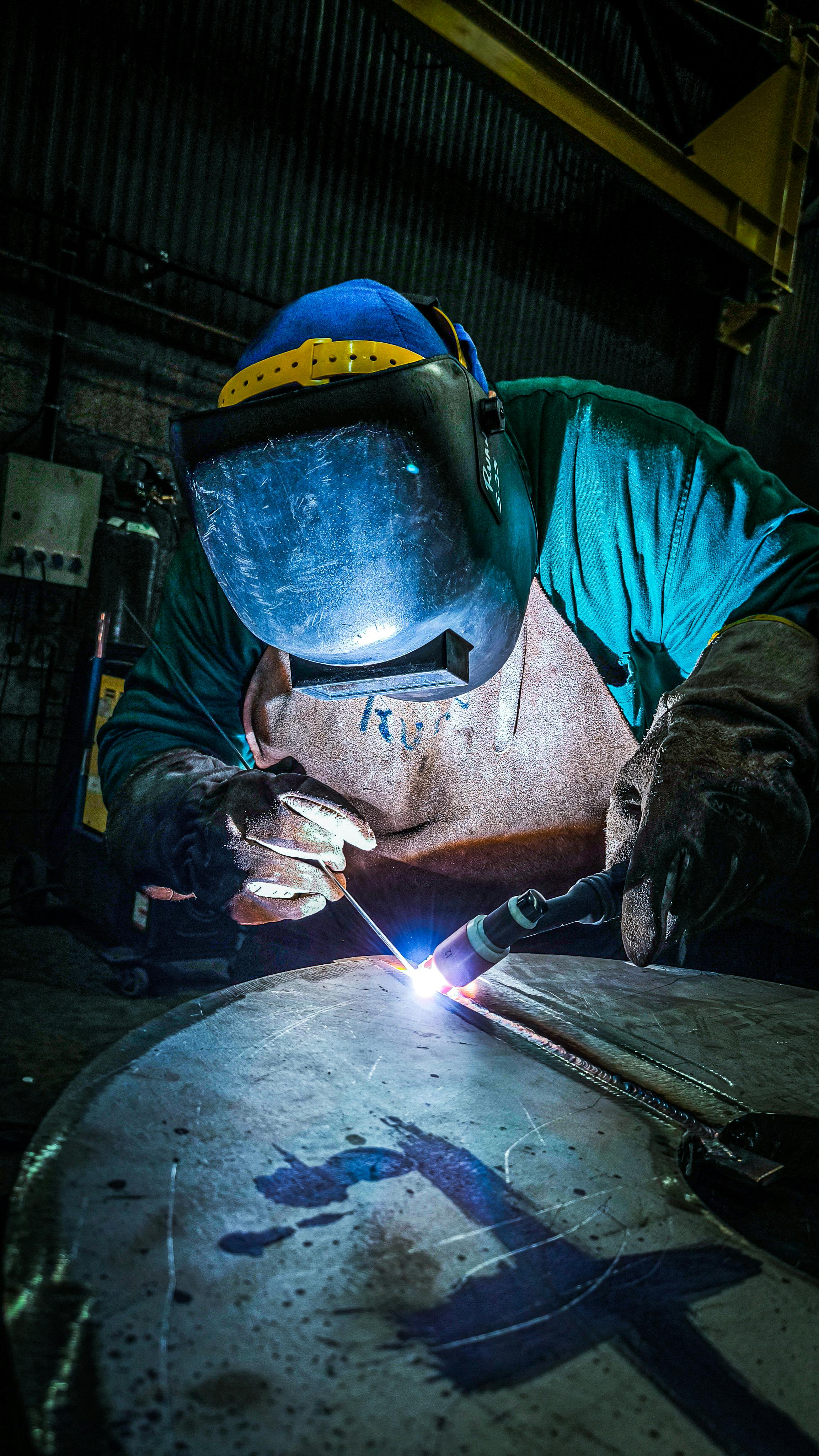 Persona Soldando Con Una Máscara Protectora De Metal · Foto de stock ...