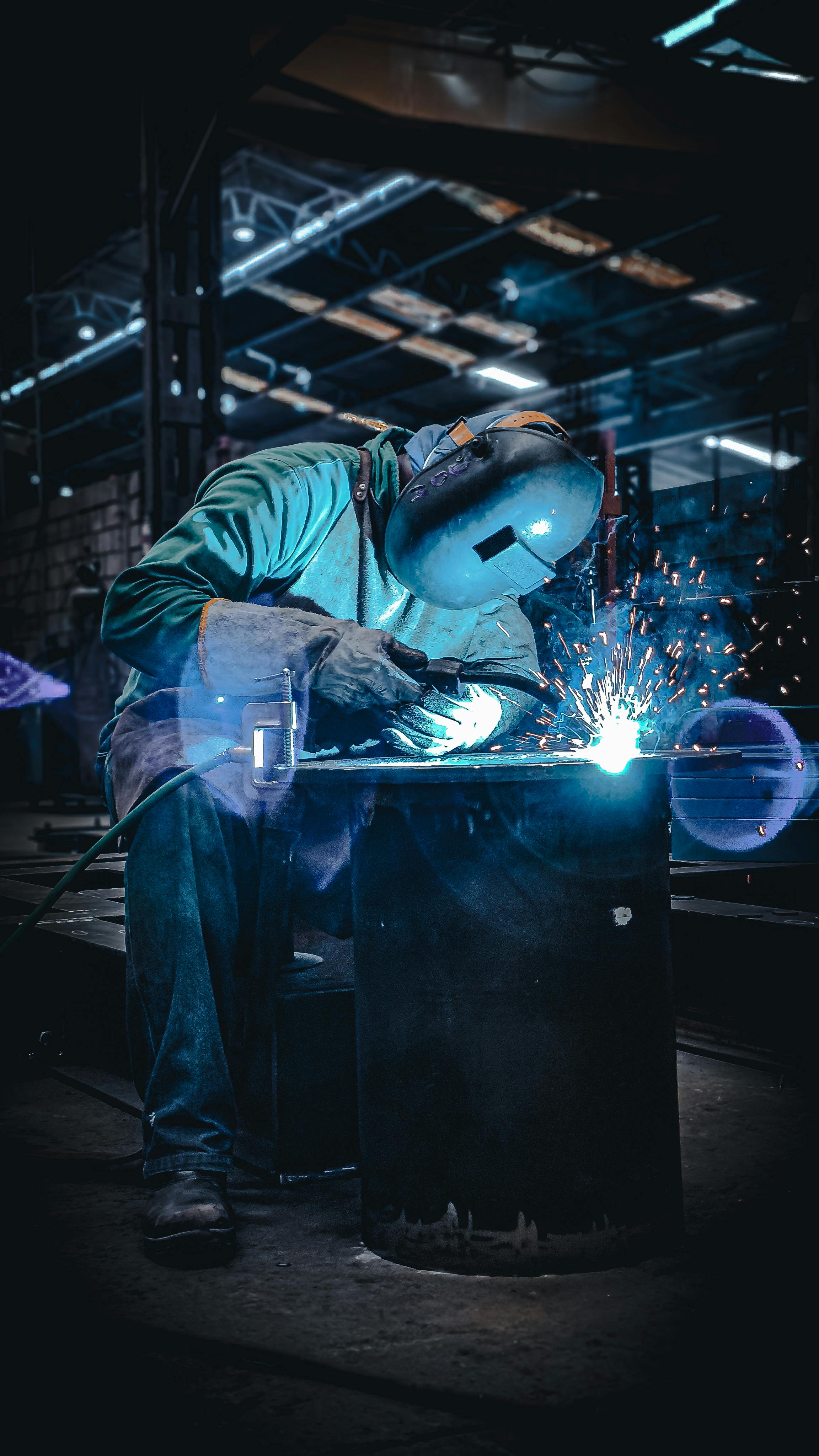 Hombre Con Ropa Protectora Soldando Metal · Foto de stock gratuita