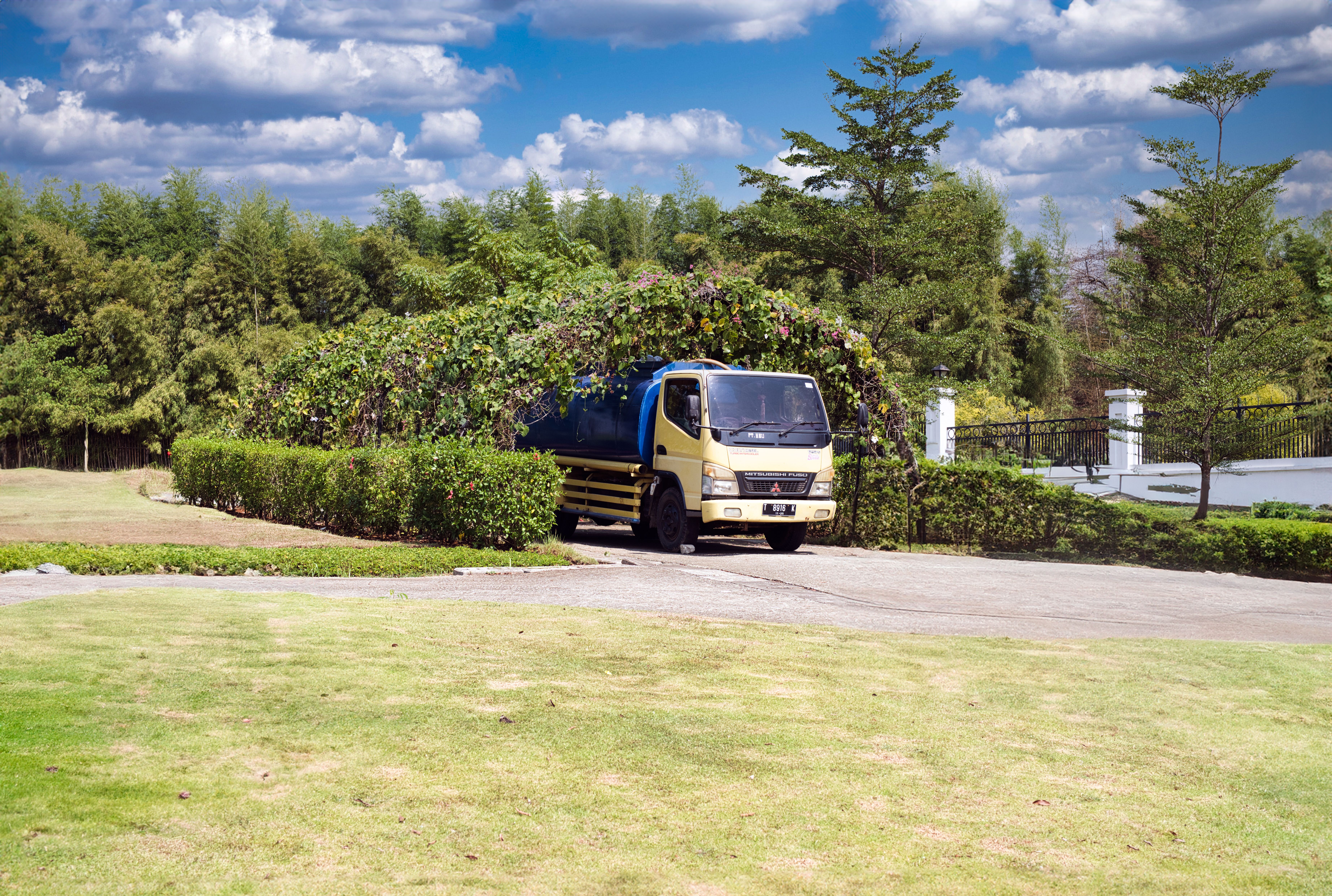 Delivery Truck In Rural Area Photos, Download The BEST Free Delivery ...