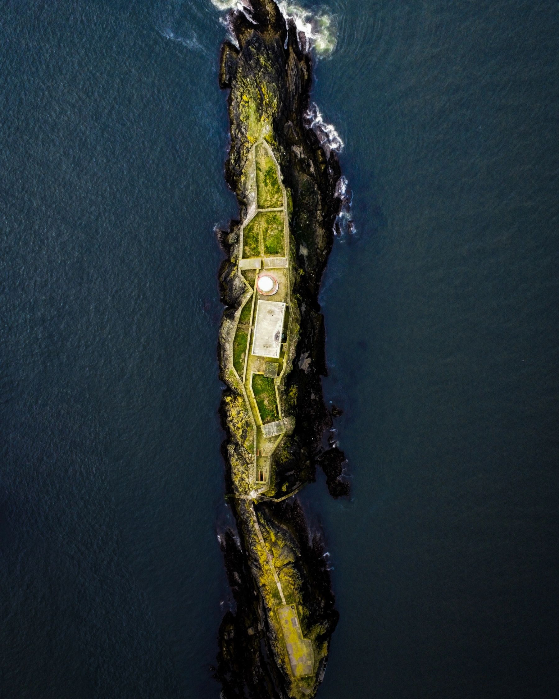 Drone Shot of a Long, Vertical Island · Free Stock Photo