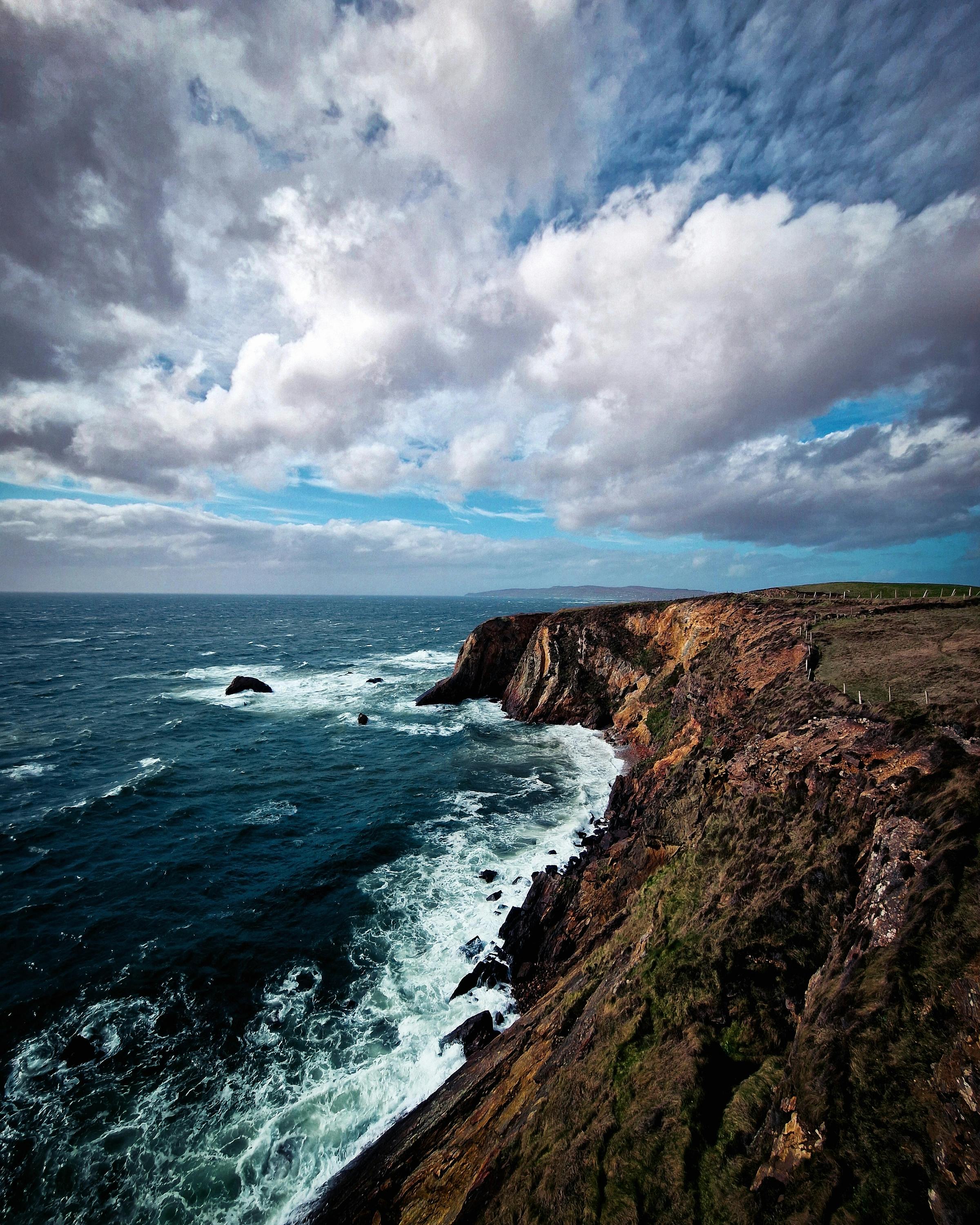 Vista Aérea De Las Olas Rompiendo En Un Acantilado Rocoso · Foto de ...