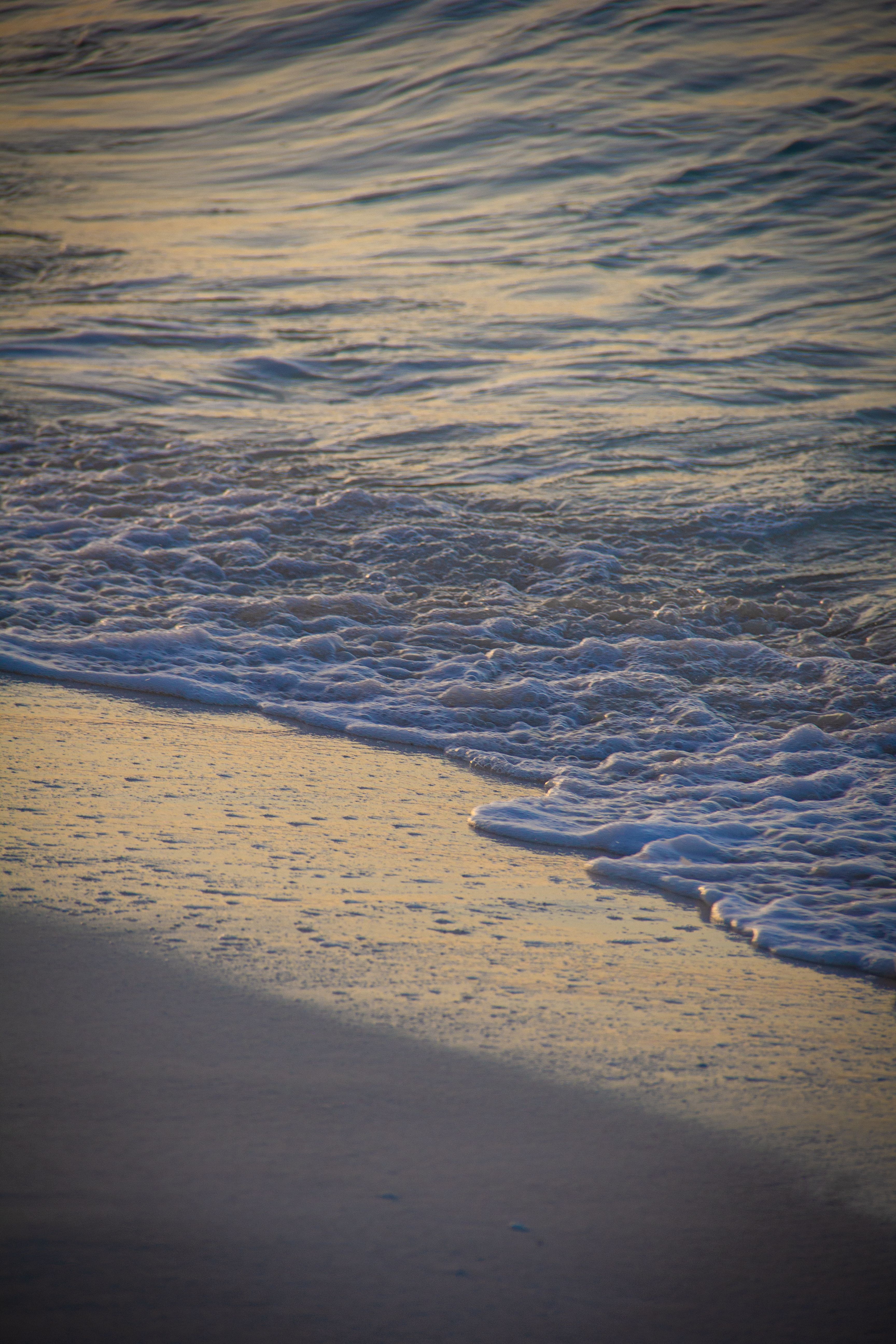 Close-up of Waves Washing Up the Beach · Free Stock Photo