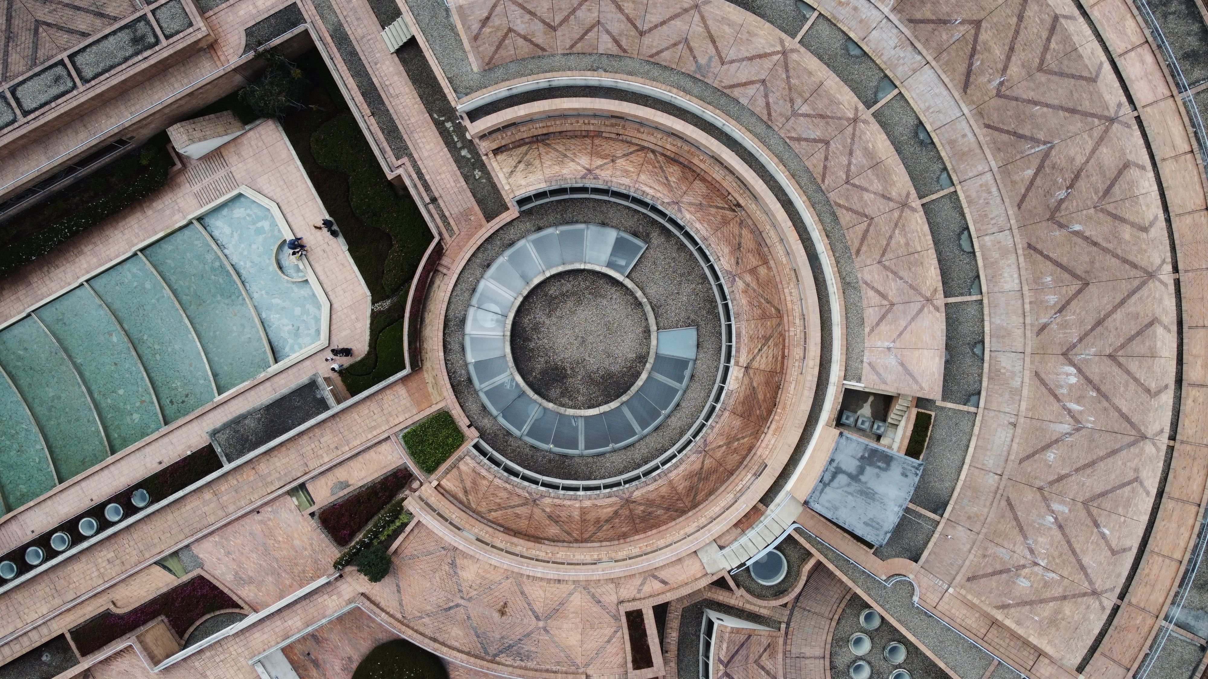 An aerial view of a circular building with a fountain · Free Stock Photo