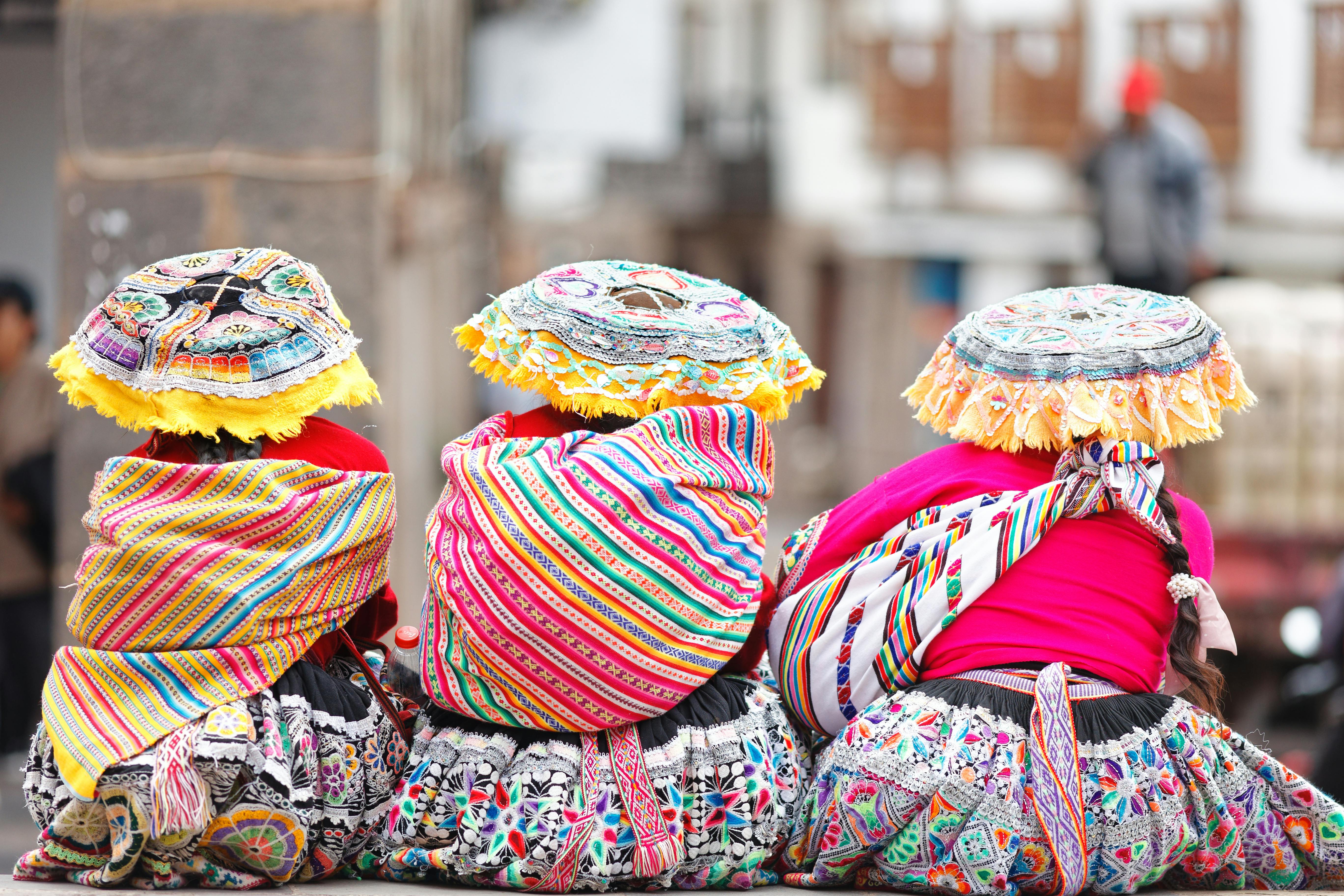 Mujeres Peruanas Con Ropas Tradicionales En Cusco · Foto de stock gratuita