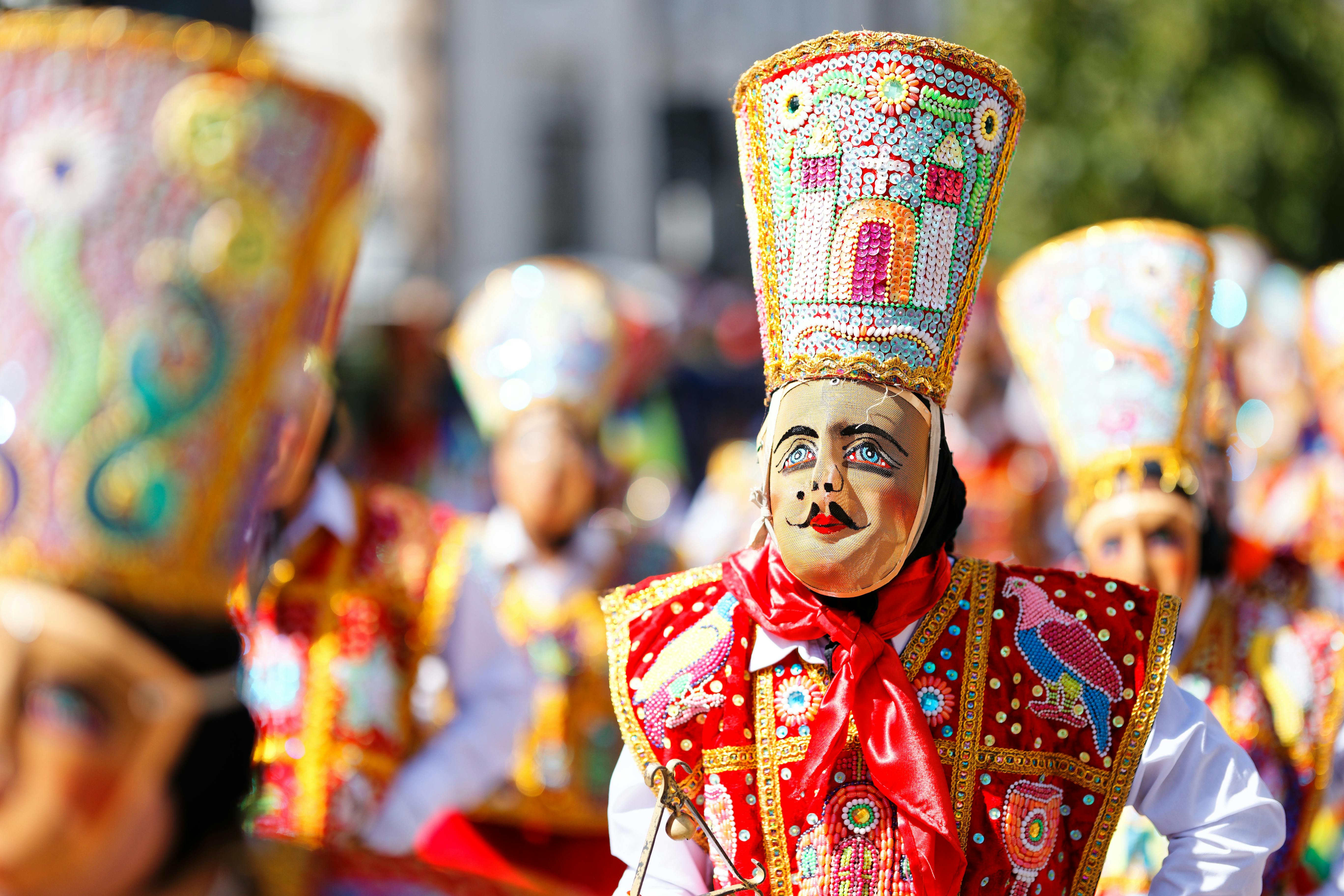 Traditional peruvian dancer in the old town of Cusco · Free Stock Photo