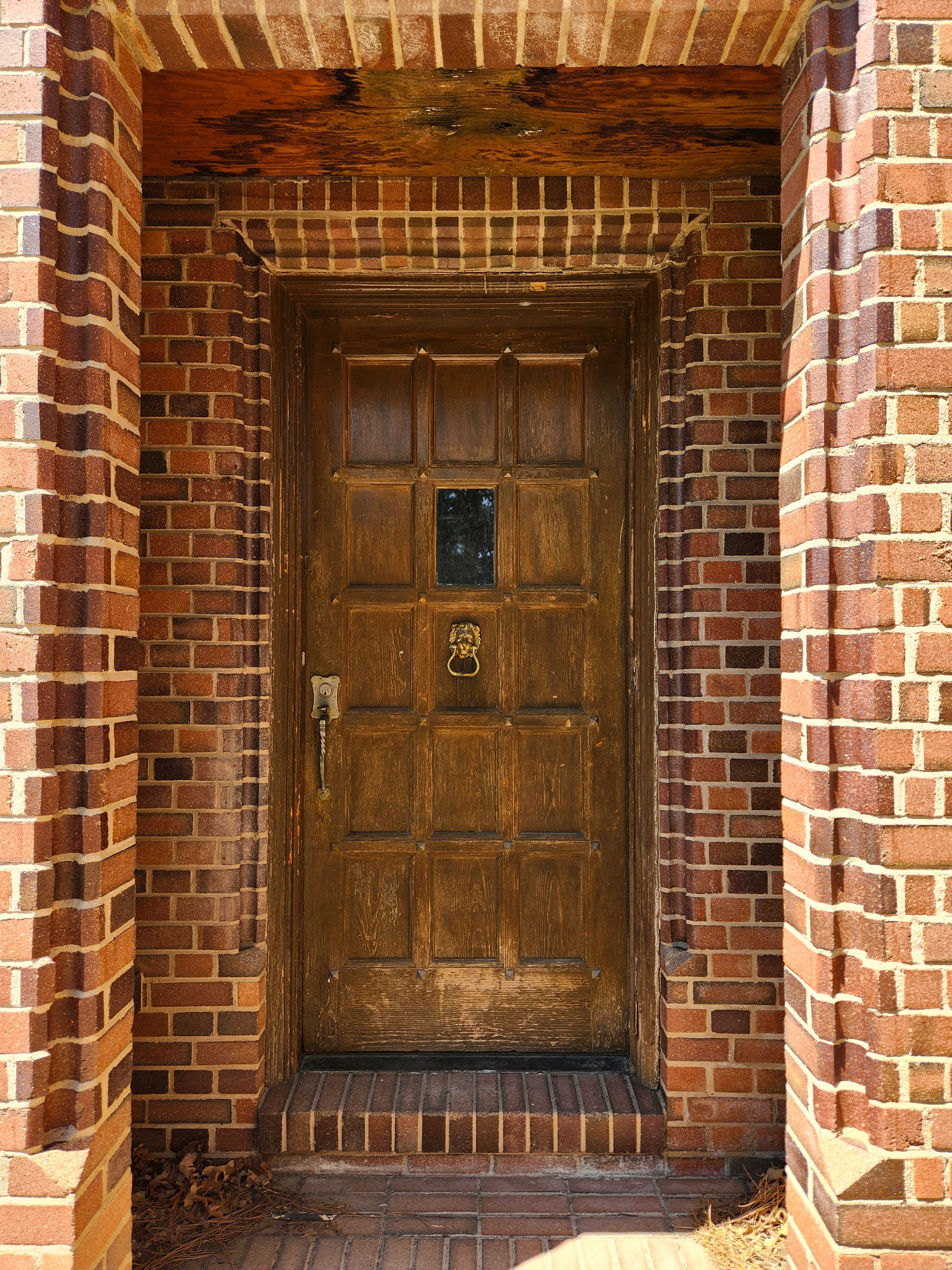 Closed Door of House · Free Stock Photo
