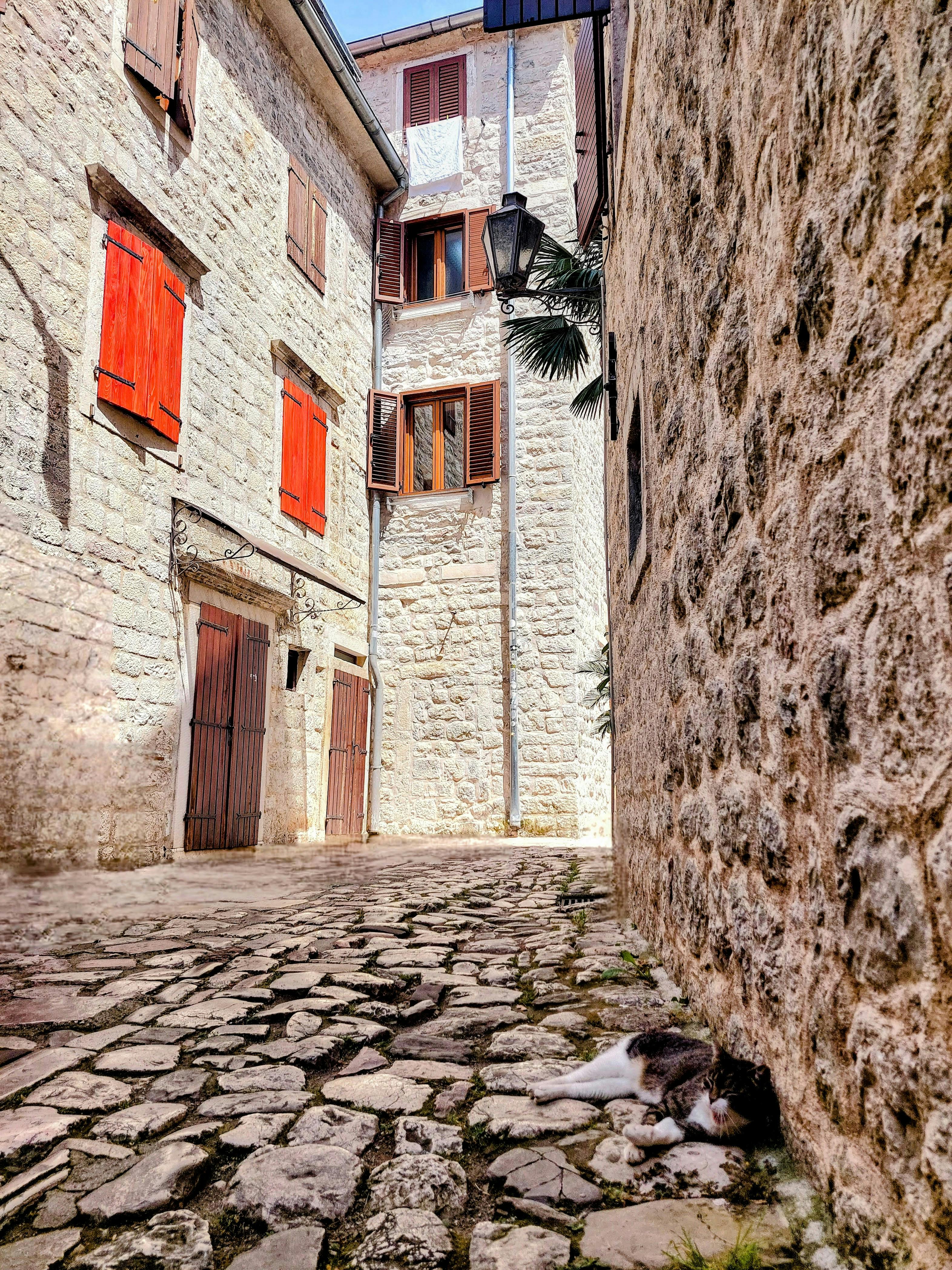 Low Angle Shot of a Narrow Cobblestone Street · Free Stock Photo