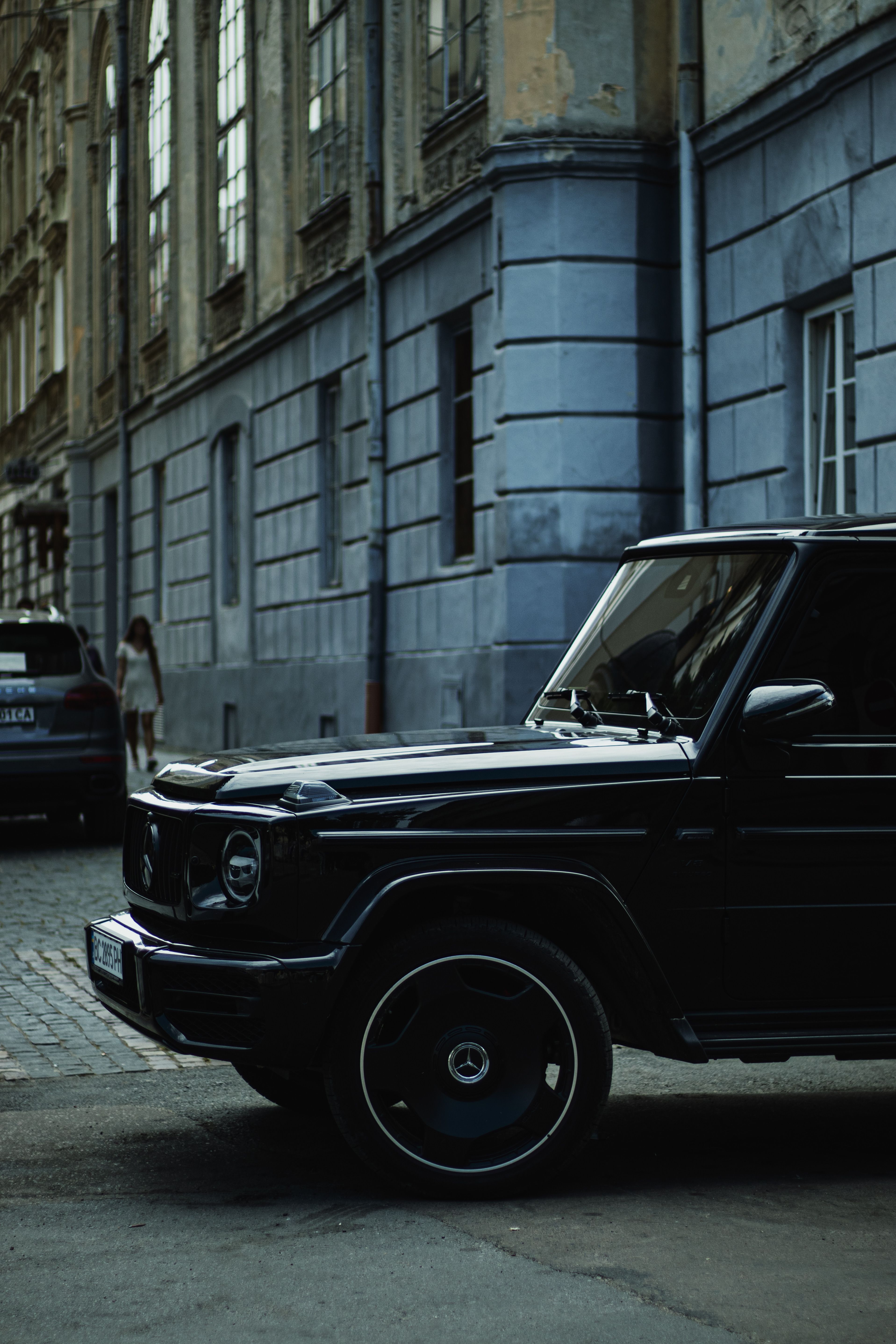 Black Modern SUV in City · Free Stock Photo