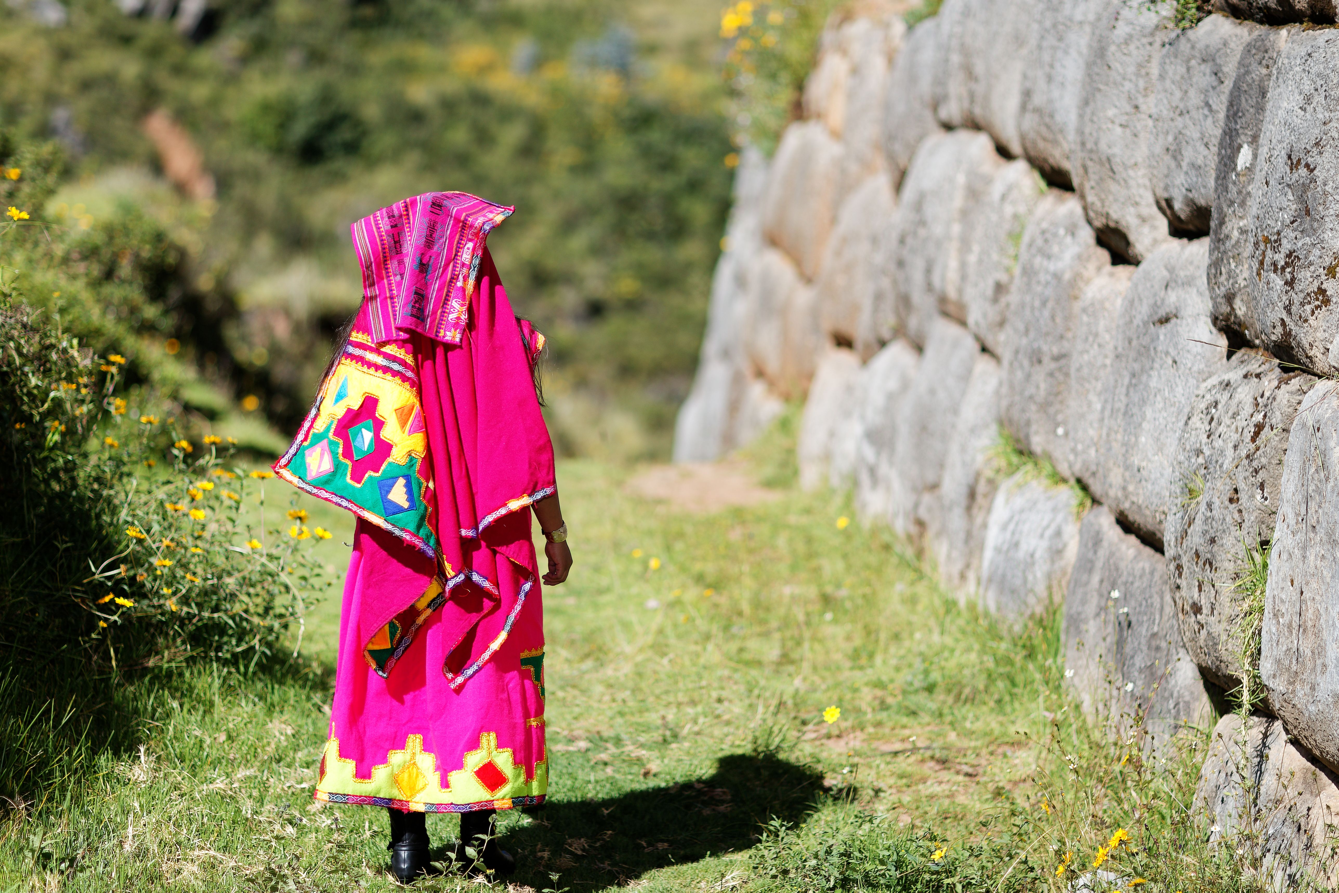 Peruvian women with traditional ñusta dress in Qenqo, Cusco · Free ...