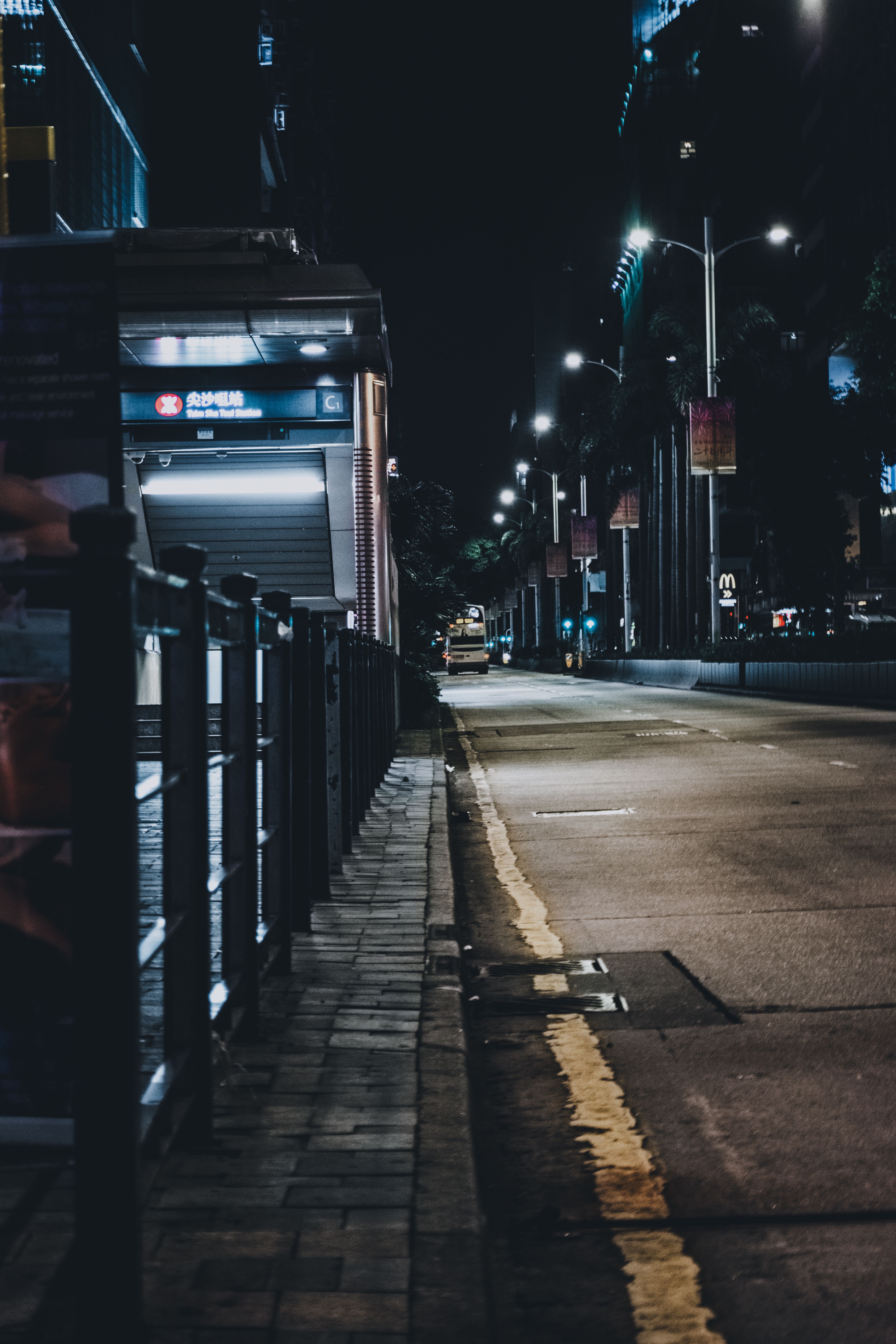 City street with cars and buildings at night · Free Stock Photo