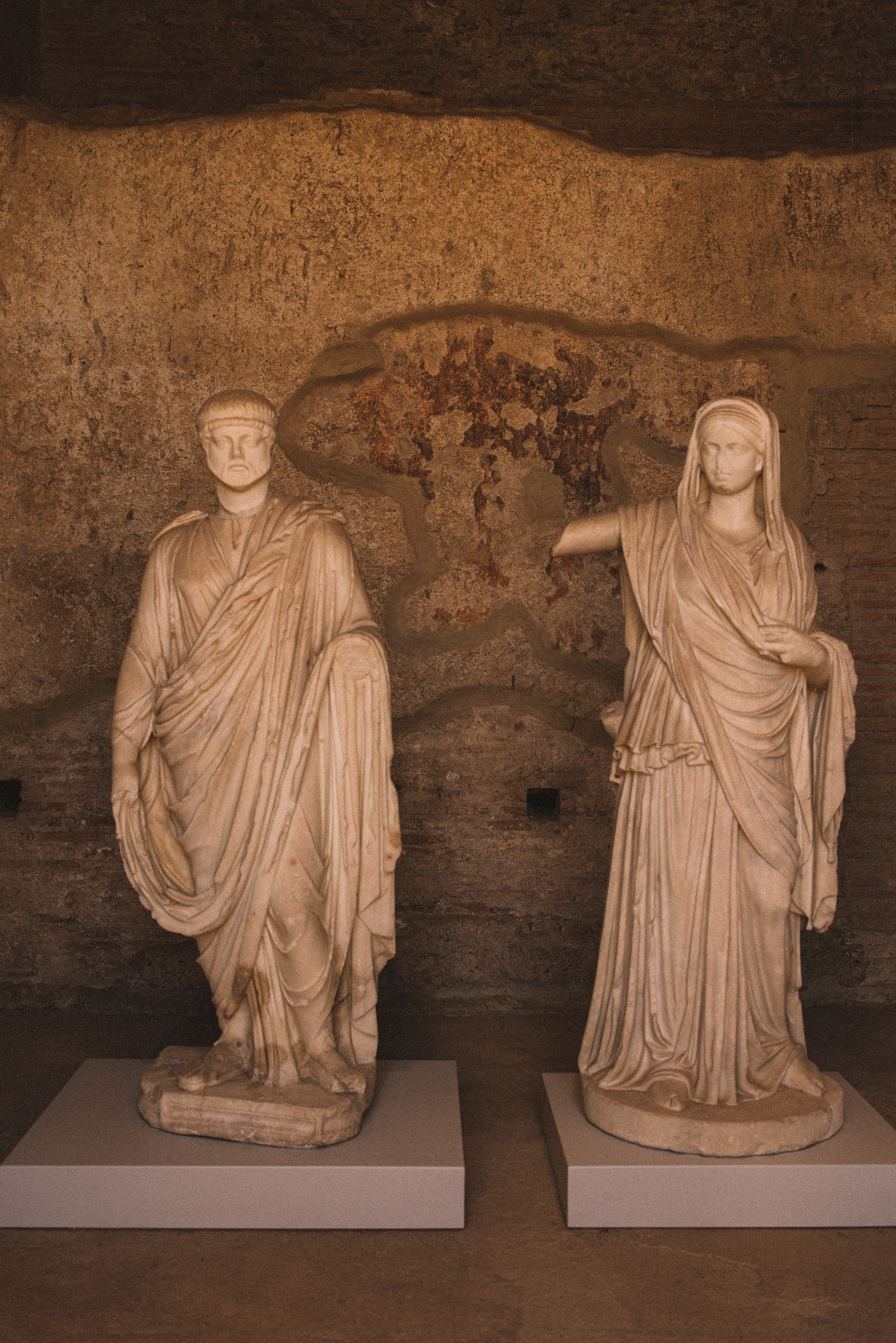 Two statues of roman women in a cave · Free Stock Photo