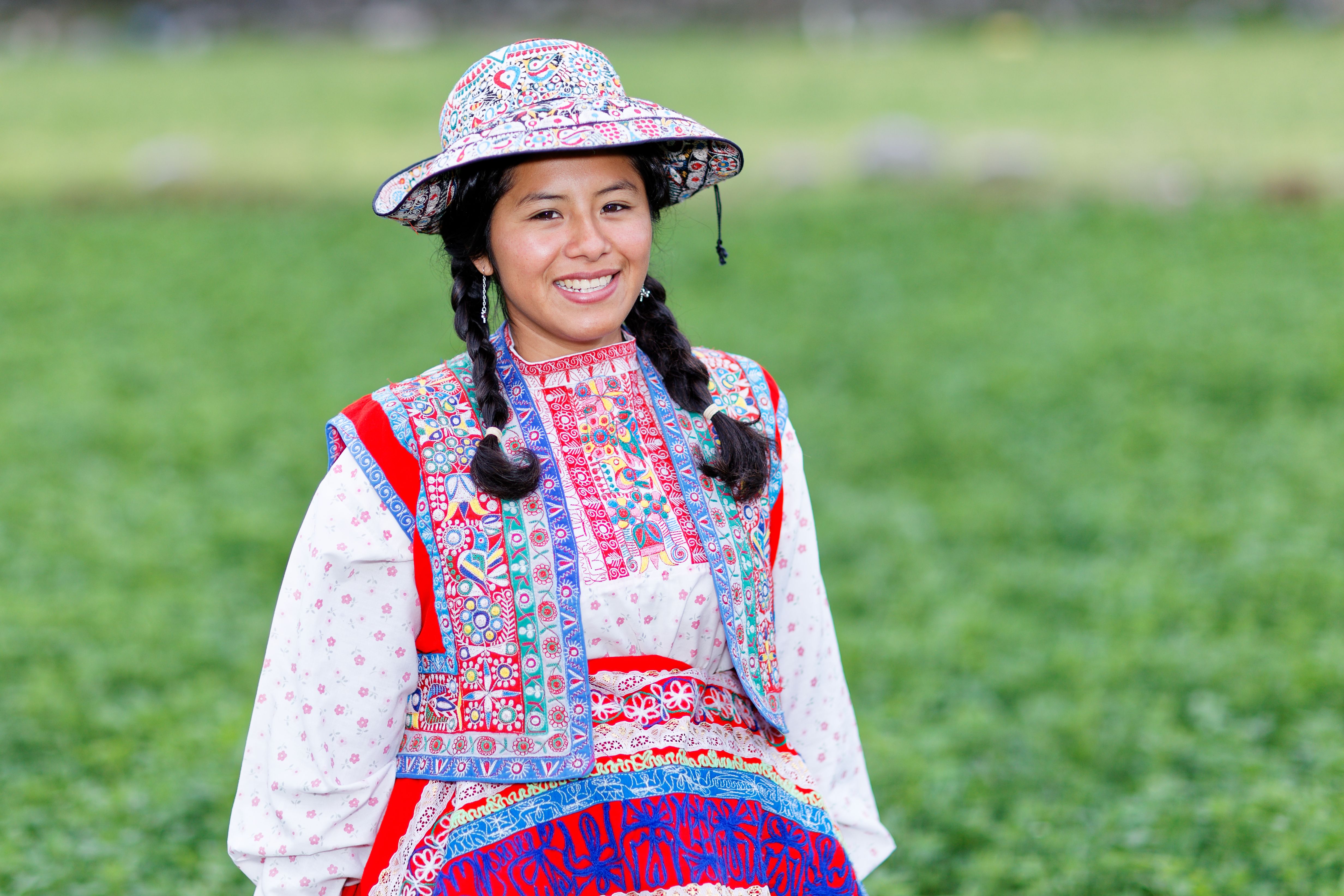 Peruvian girl with traditional clothes from the colca canyon en ...