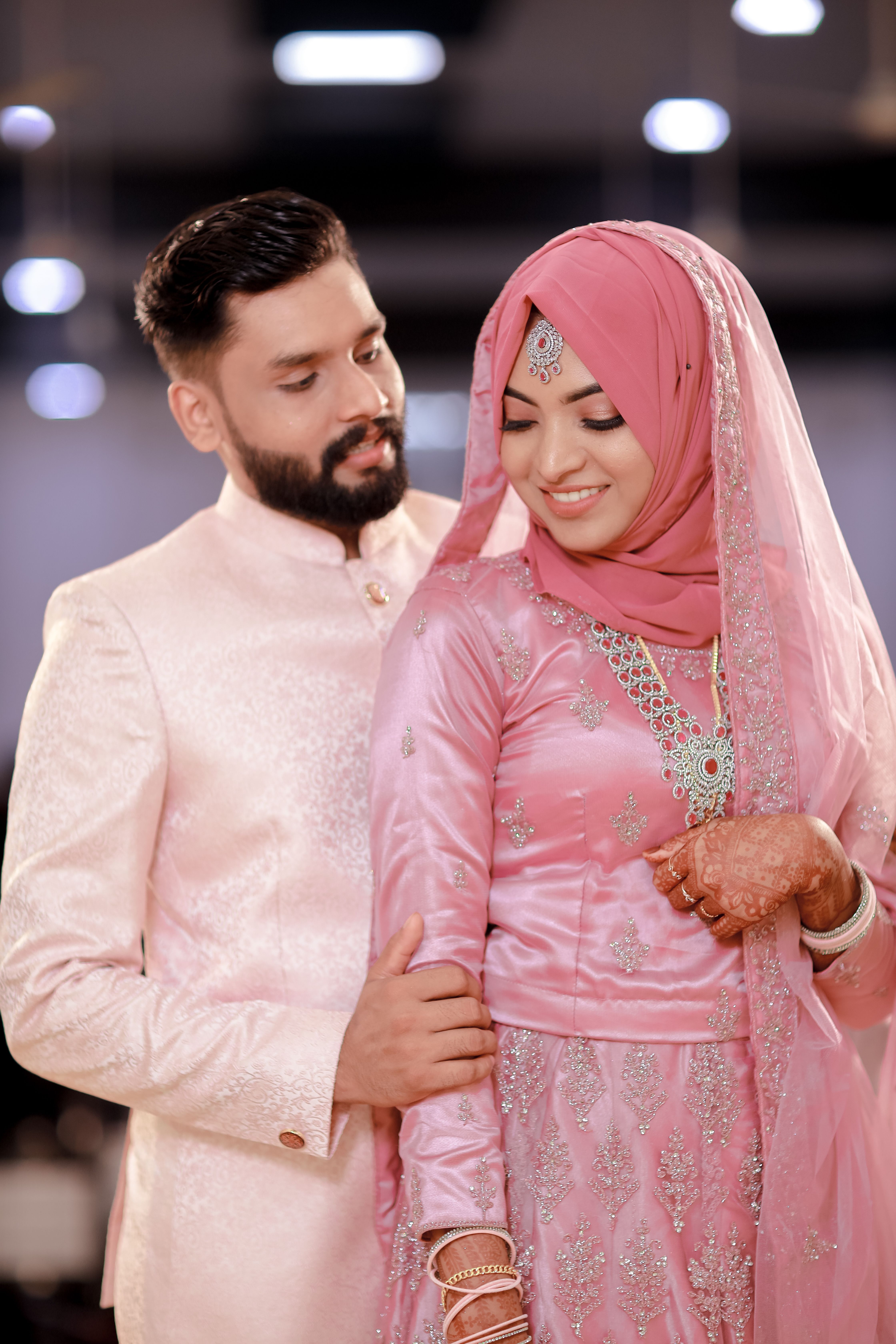 Portrait of a Bride And Groom in Traditional Indian Wedding Clothing ...