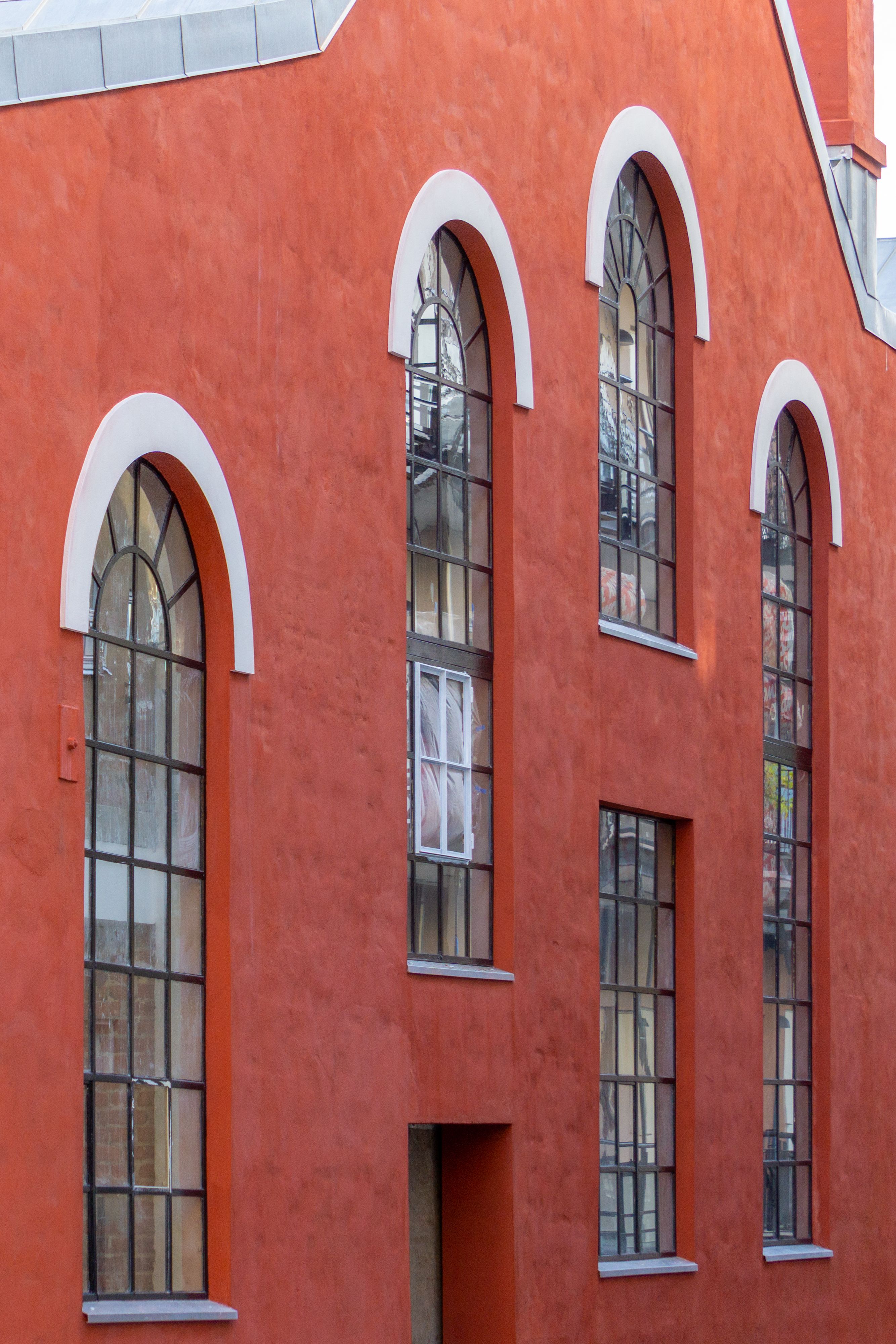 Fenêtres Avec Arches Sur Le Mur Du Bâtiment · Photo gratuite