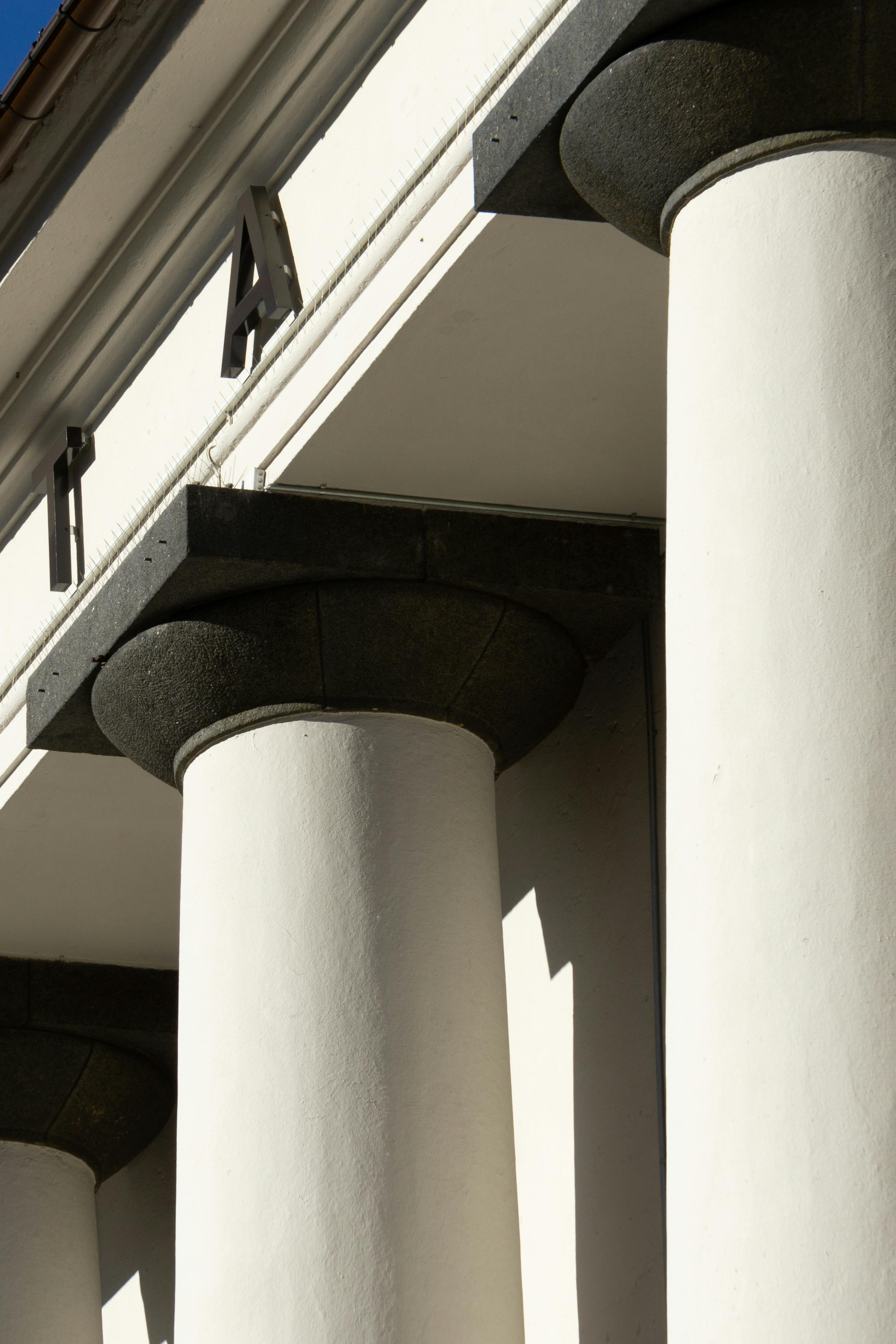 Columnas Minimalistas Modernas En Blanco Y Negro En La Fachada Del ...