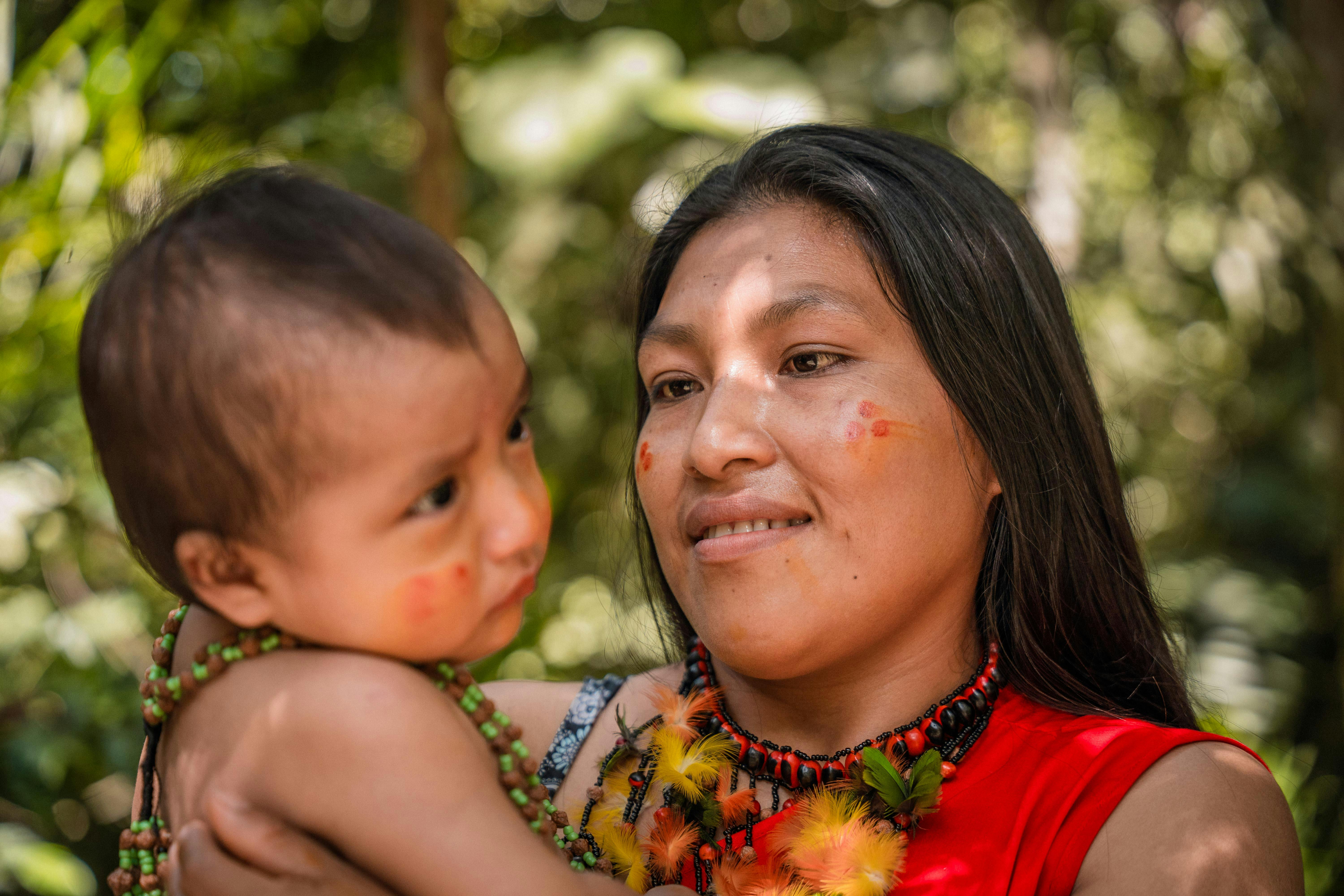 Pueblo indígena Awajún, mujer con bebé · Free Stock Photo