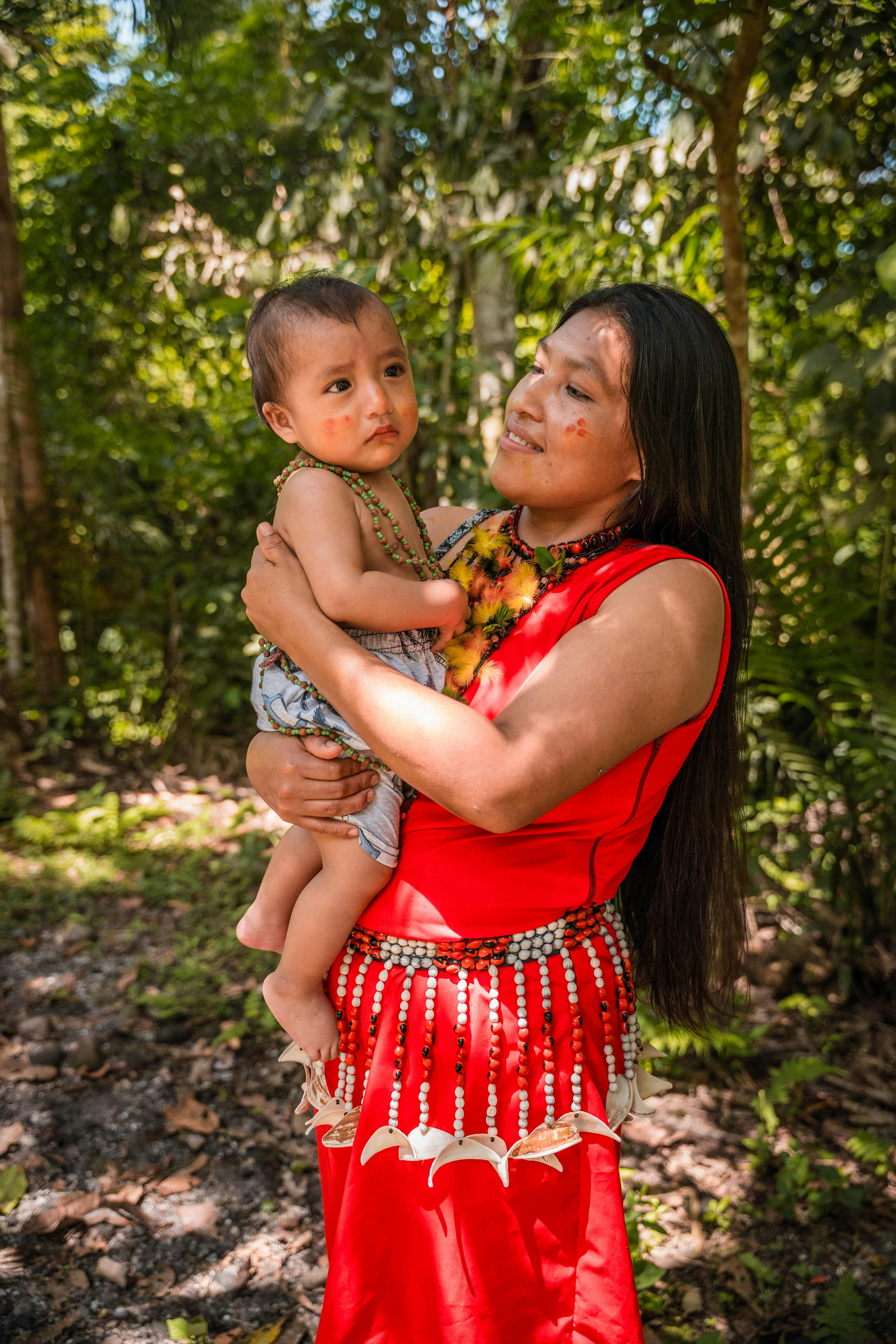 Pueblo indígena Awajún en el bosque con su bebe · Free Stock Photo