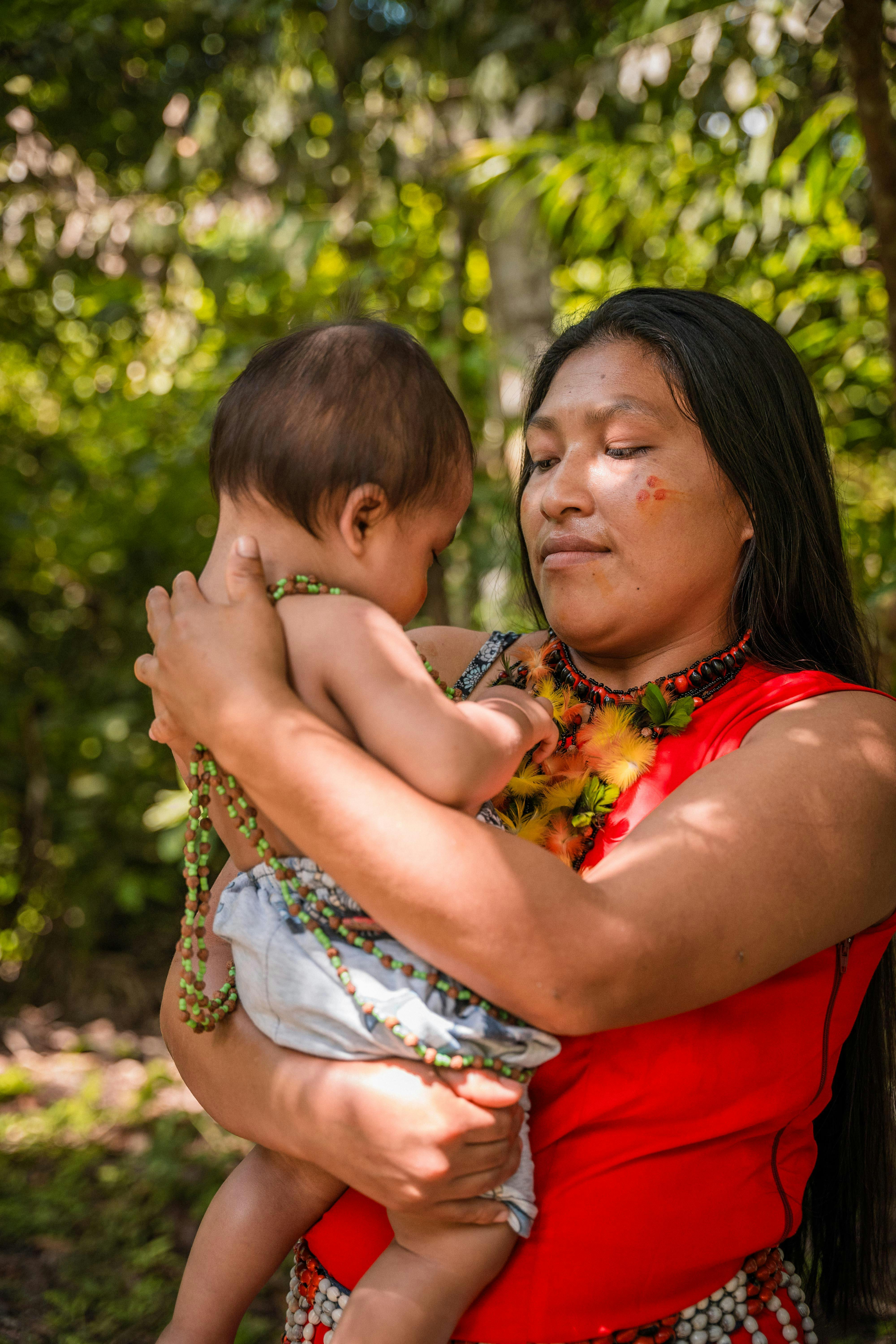 Pueblo indígena Awajún en el bosque con su bebe · Free Stock Photo