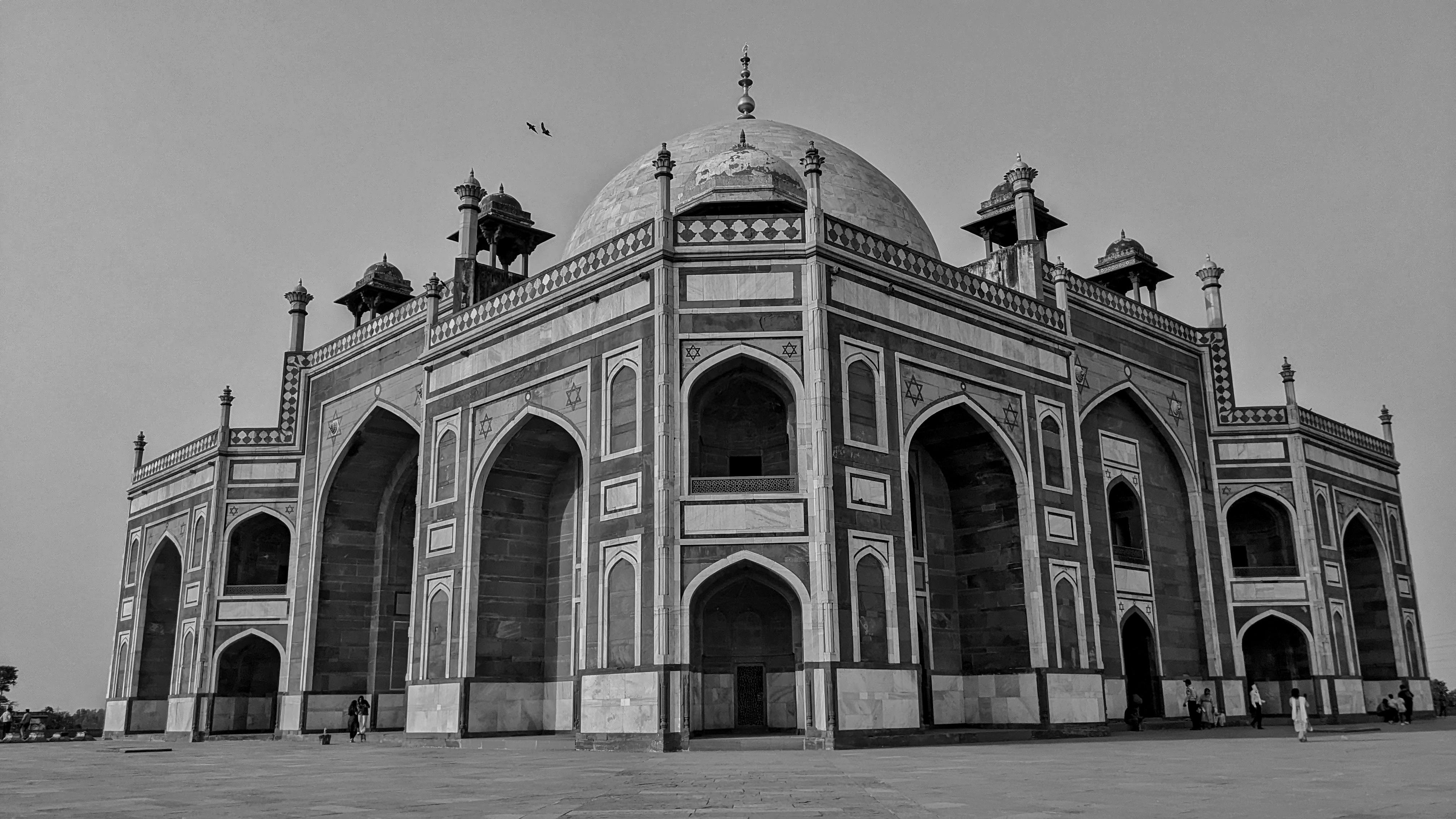 Tomb on Square in Delhi in Black and White · Free Stock Photo