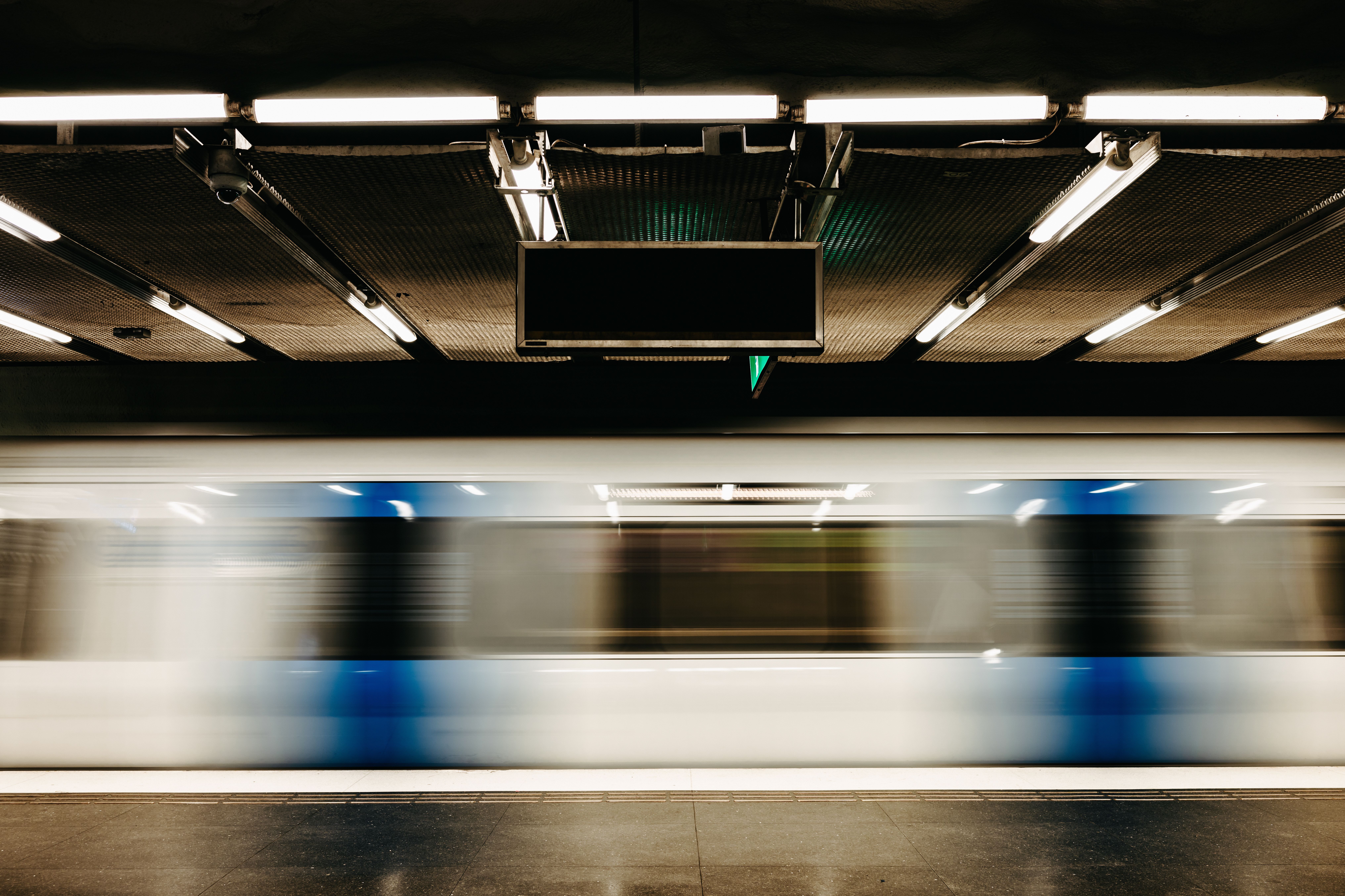 Metro in Motion · Free Stock Photo