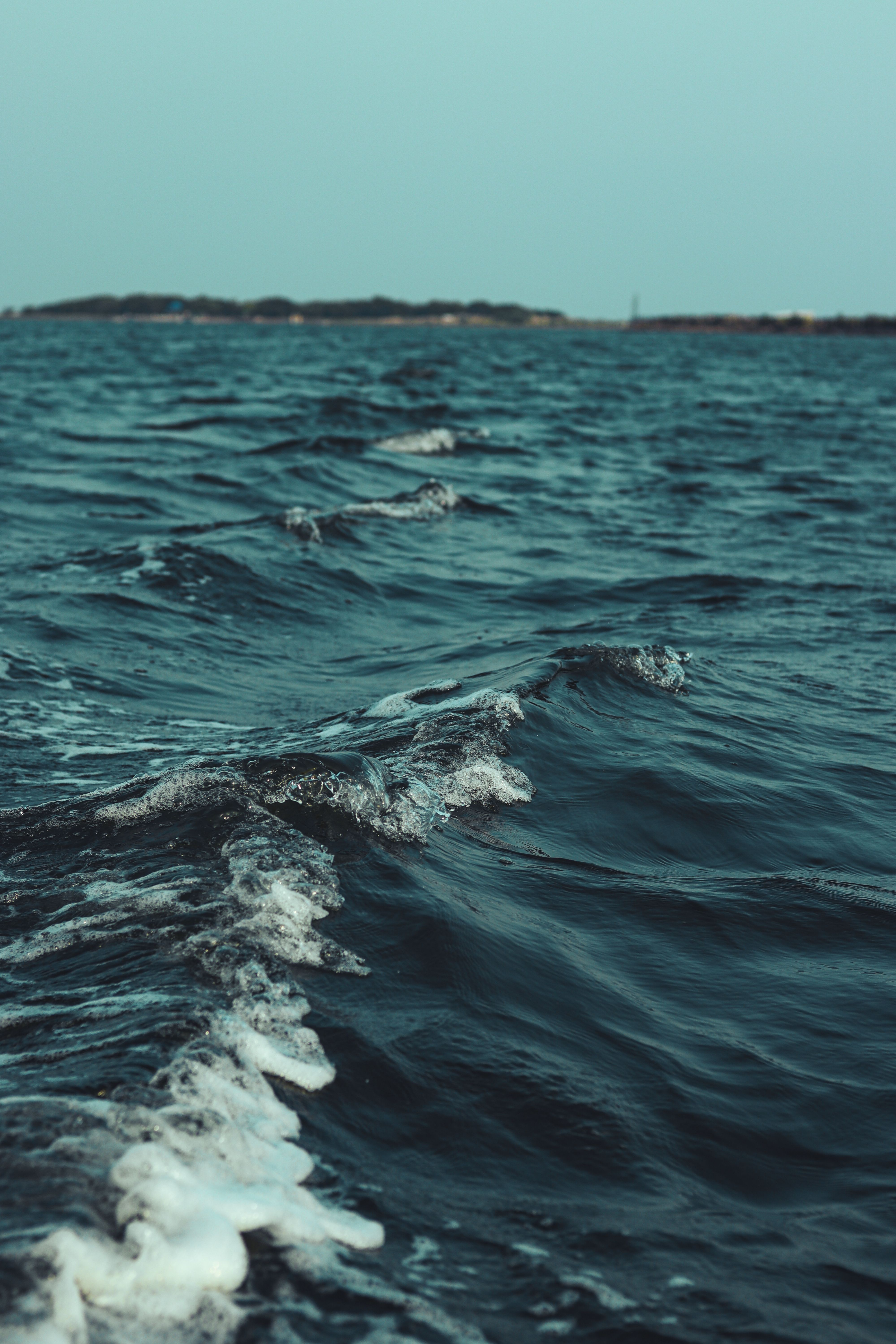 The ocean waves are moving in the water · Free Stock Photo