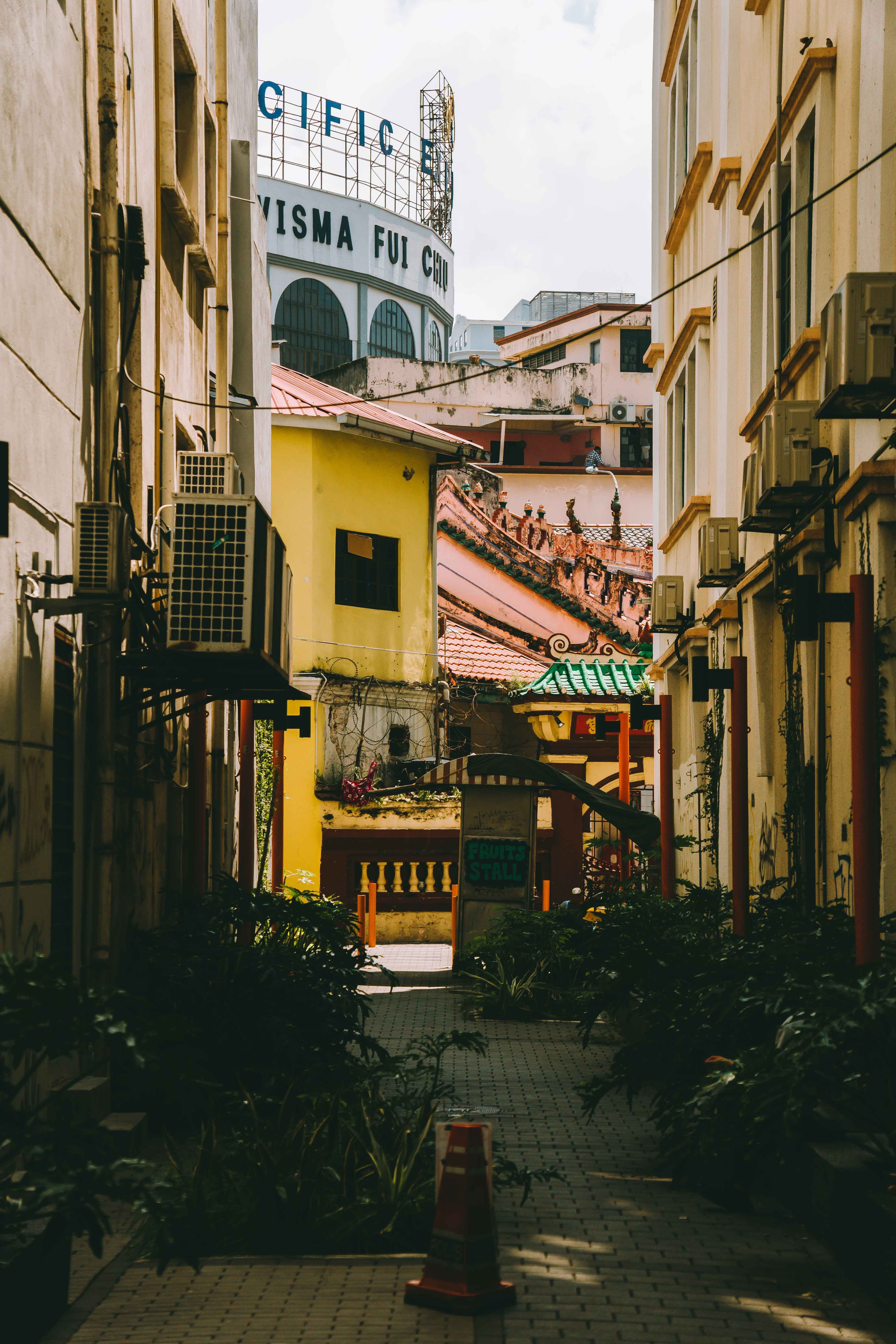 A narrow alley with a building in the background · Free Stock Photo
