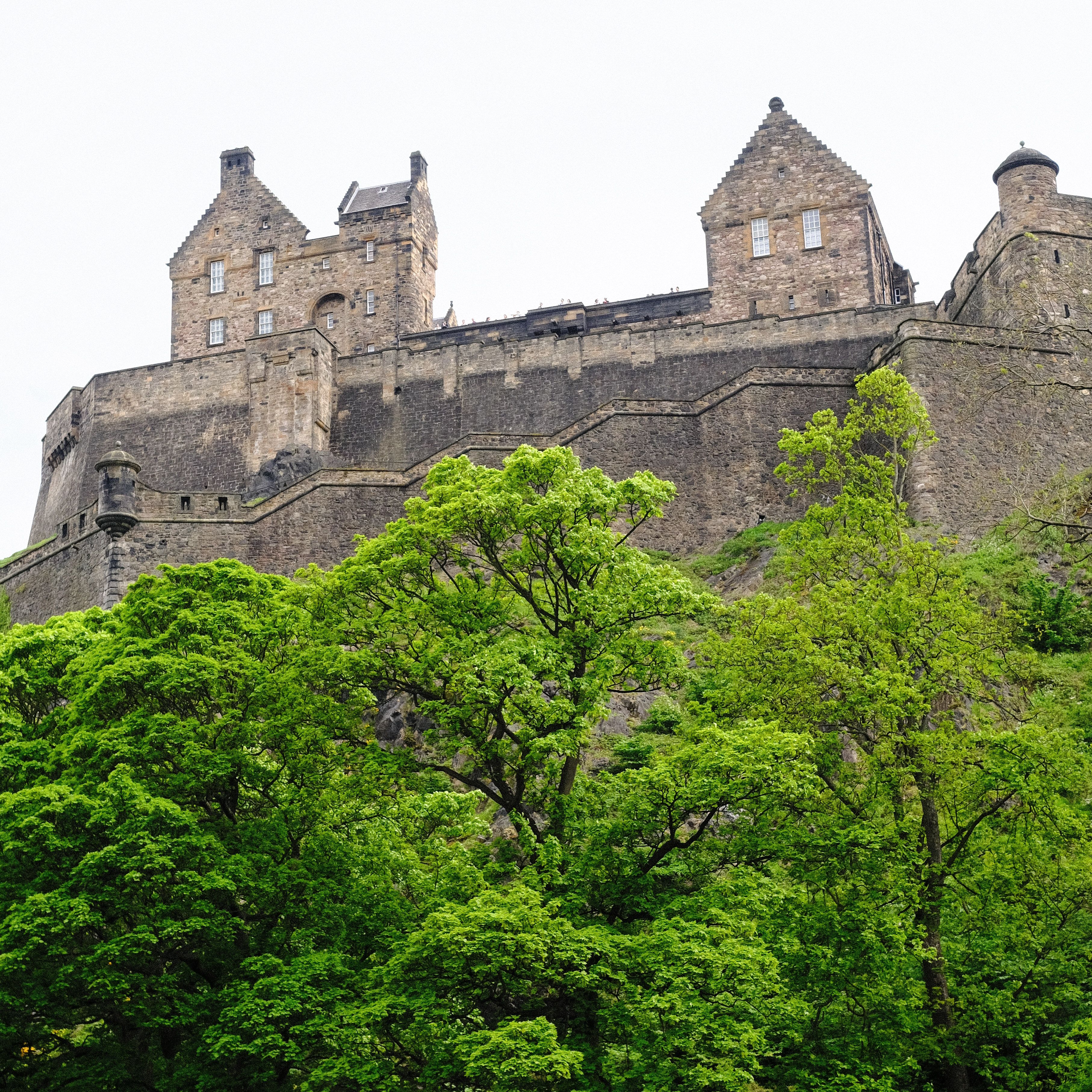 Castle in Edinburgh in Summer · Free Stock Photo