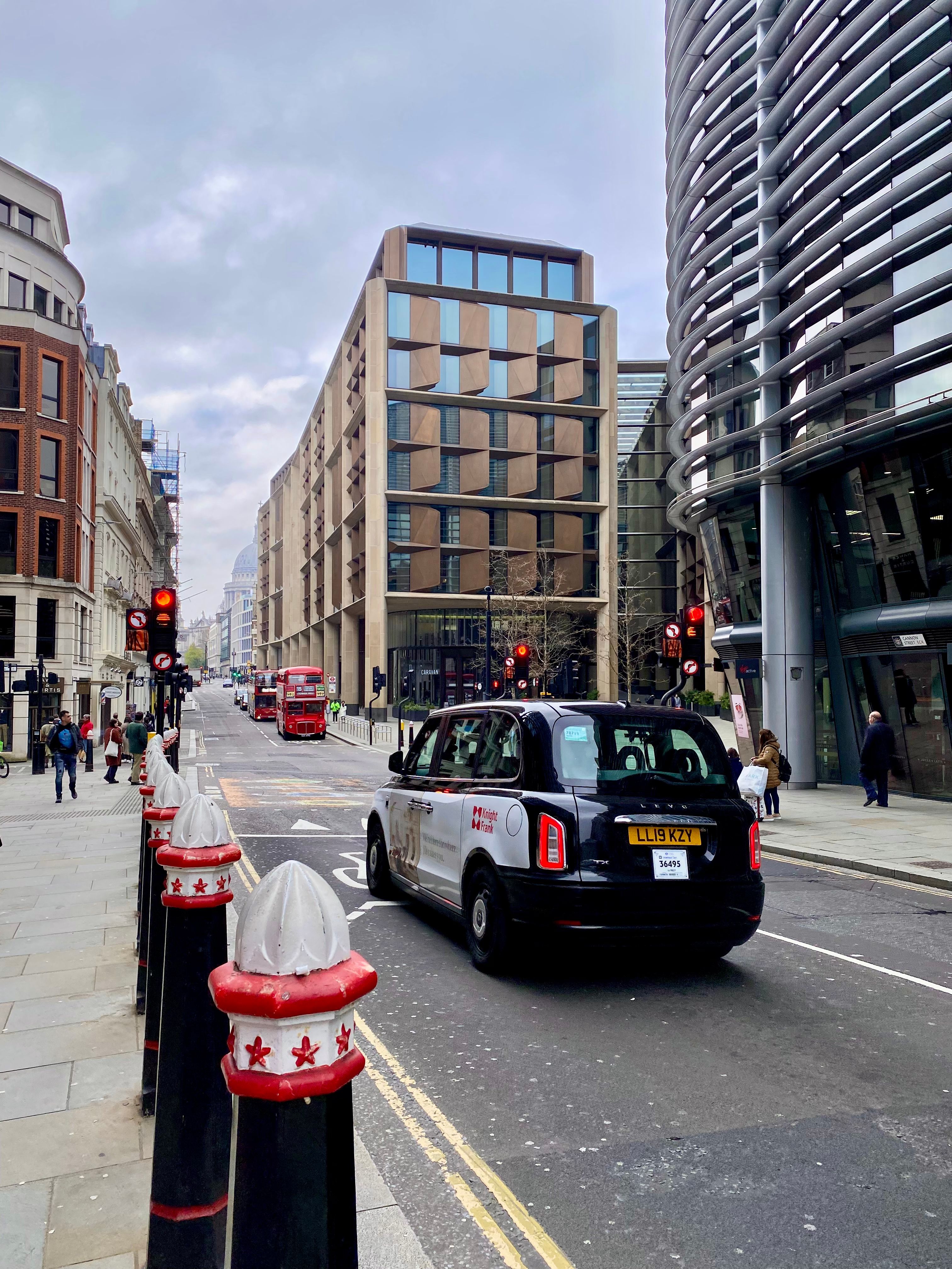 Busy London Street Scene with Bridge and Pedestrians · Free Stock Photo