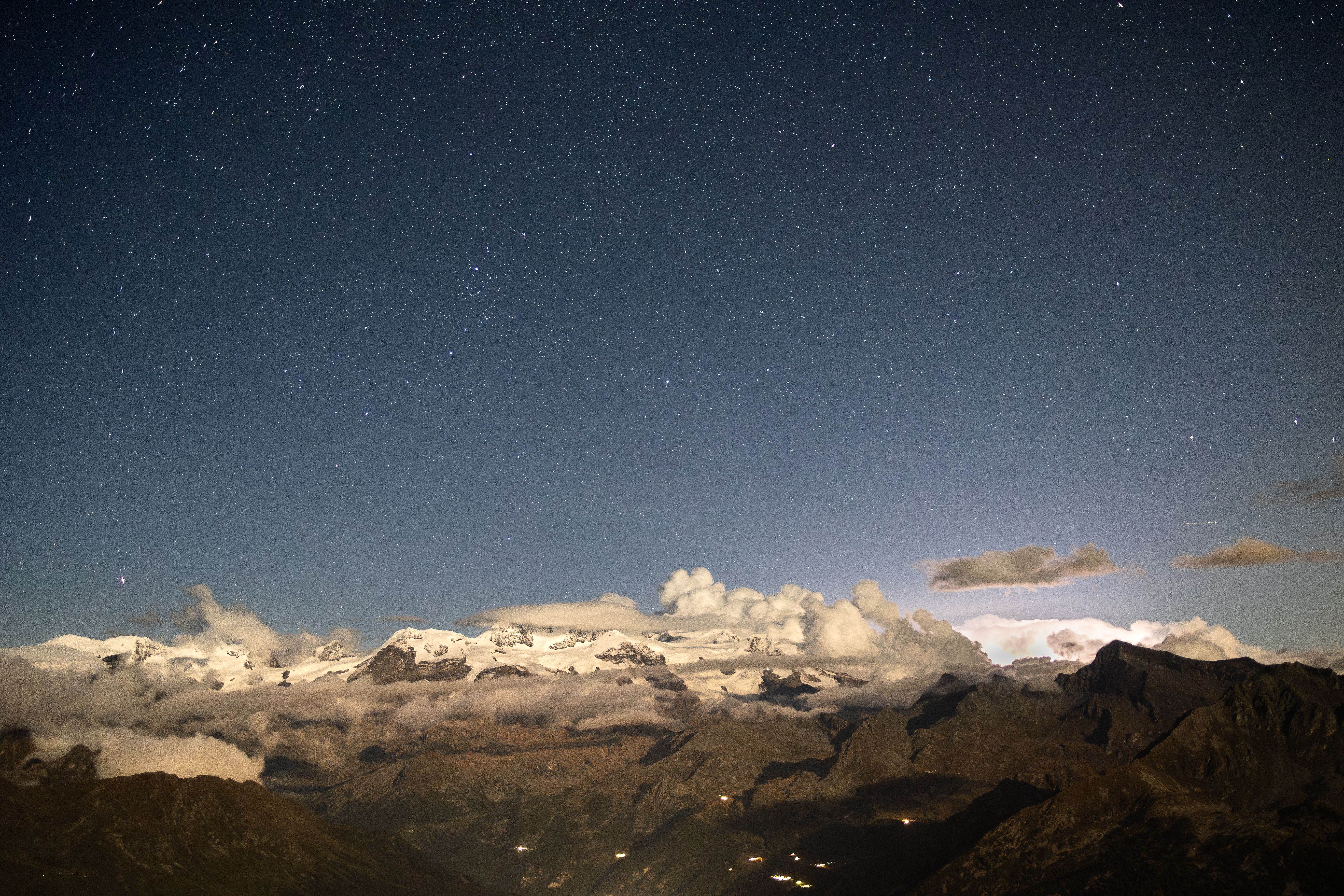 A night sky with stars above a mountain range · Free Stock Photo