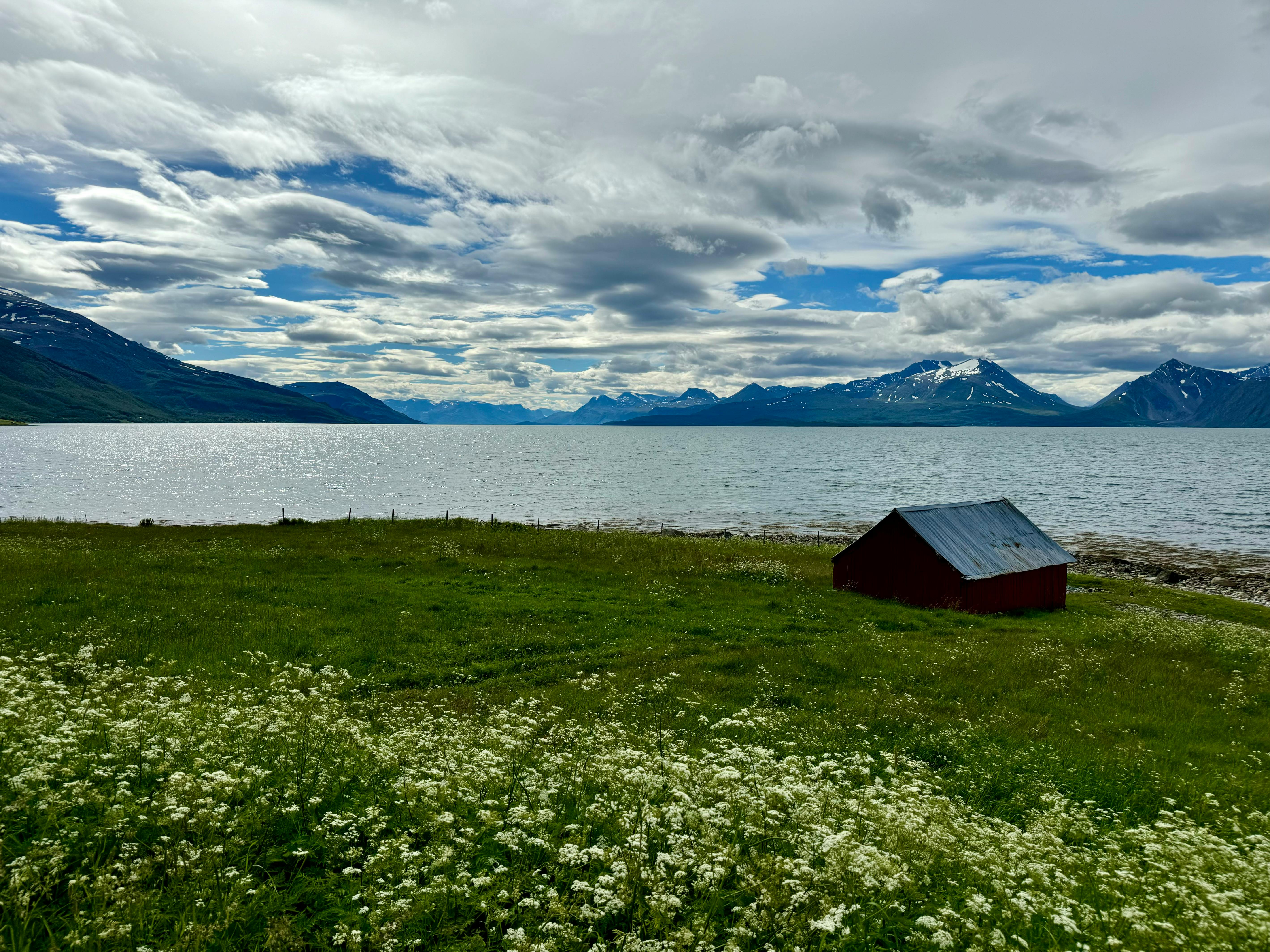 Barn by Lake · Free Stock Photo