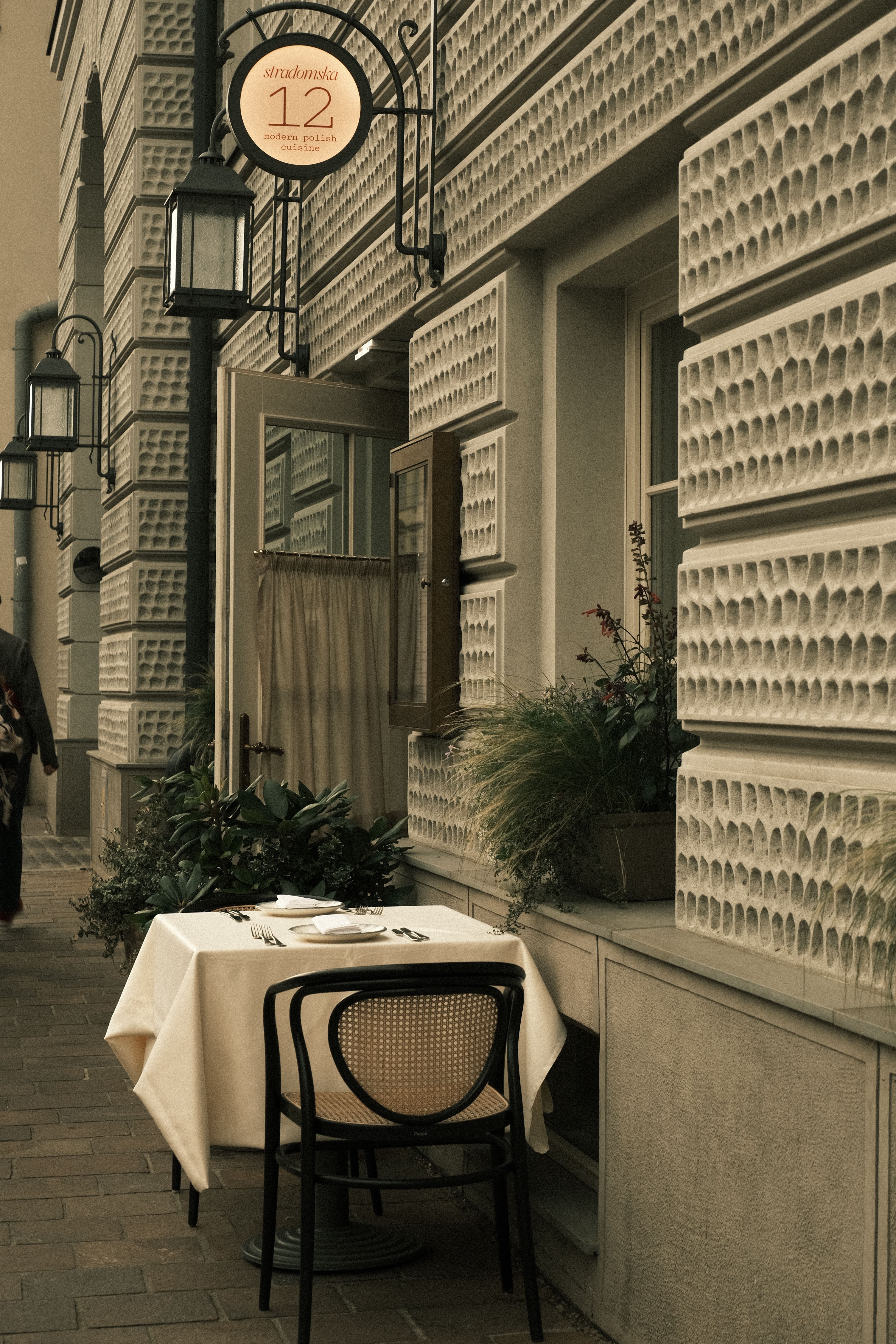 Entrance in restaurant with decorations · Free Stock Photo