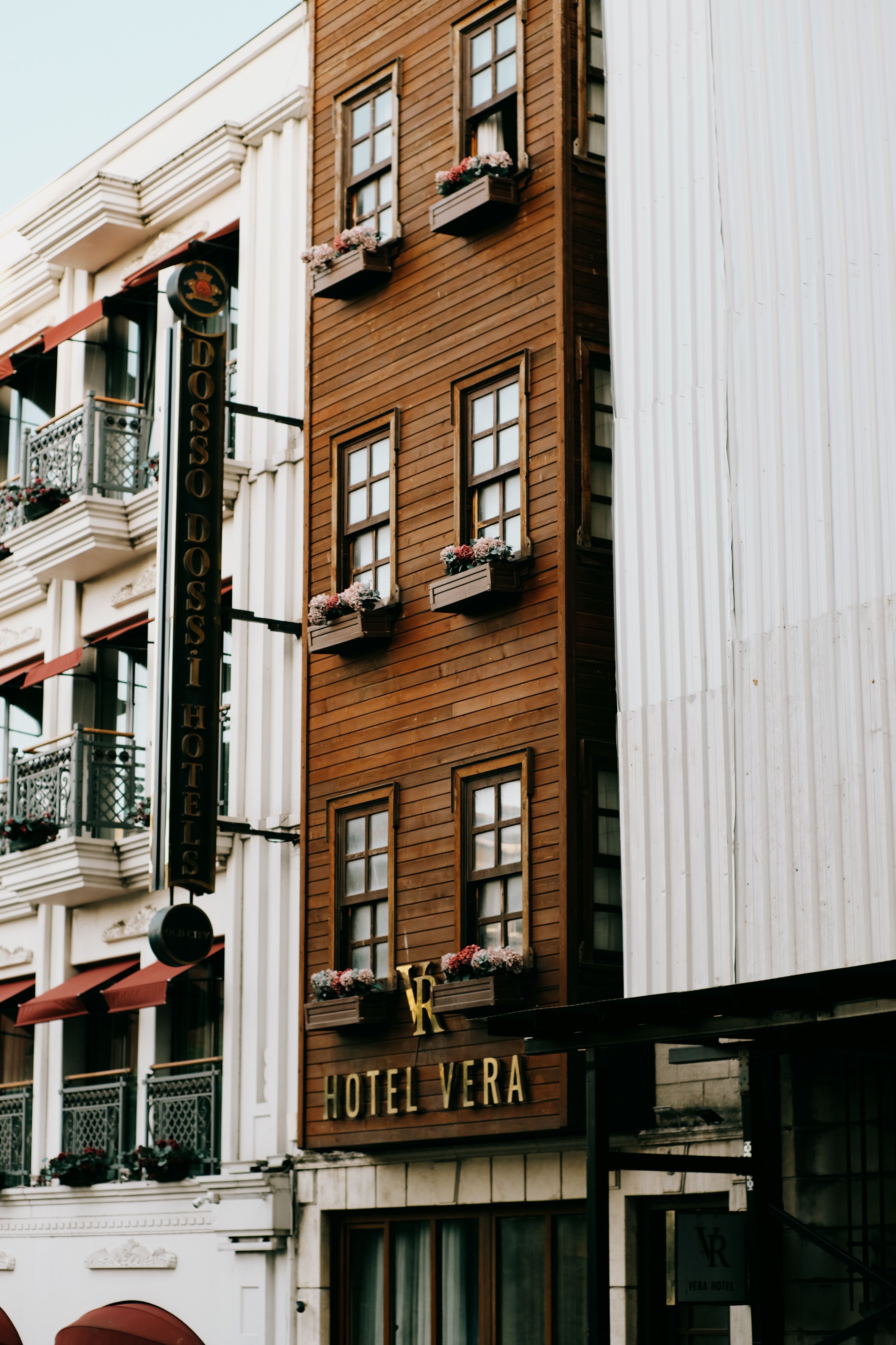 Windows in a Building n a Narrow Alley · Free Stock Photo