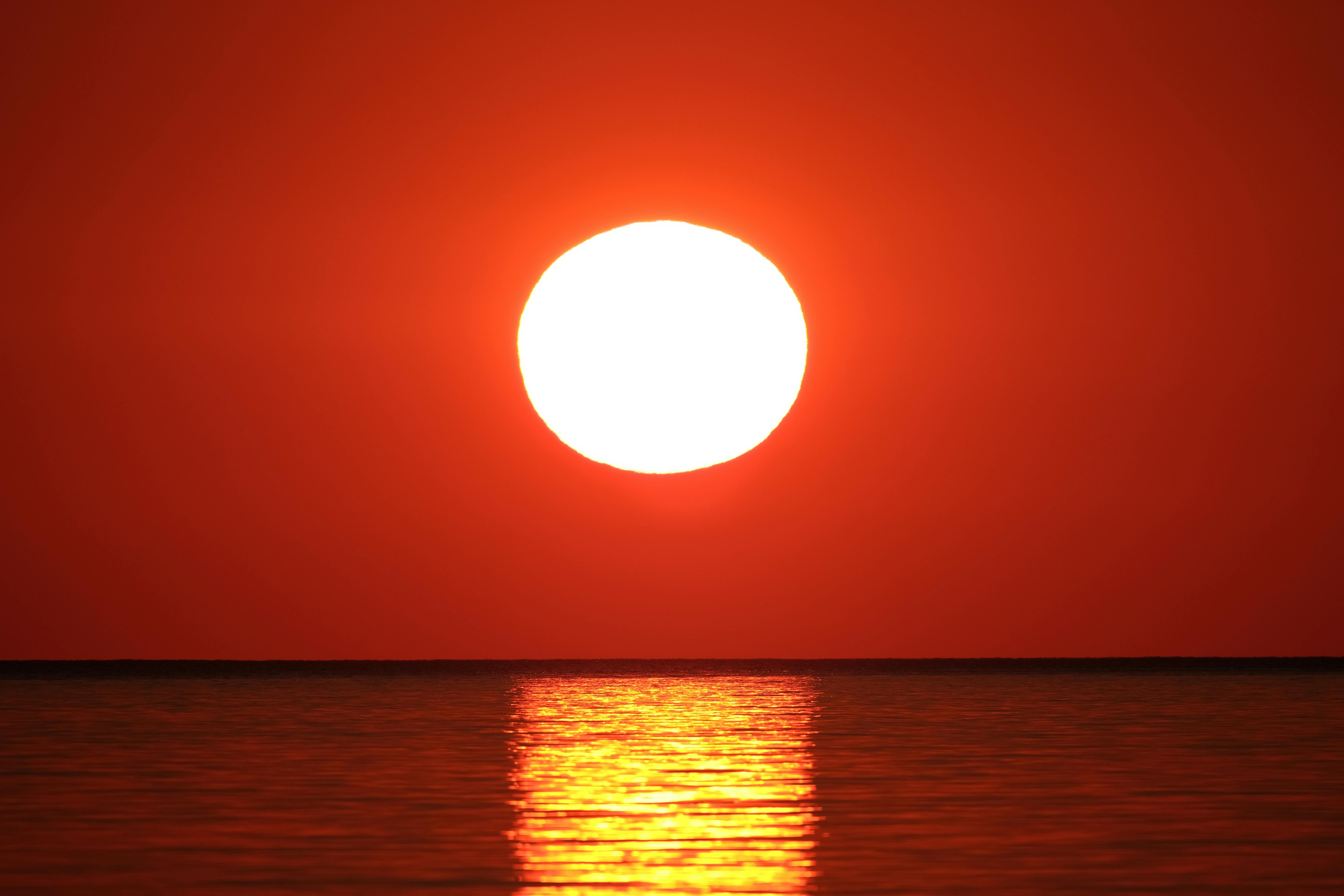 Body of Water and Sun · Free Stock Photo