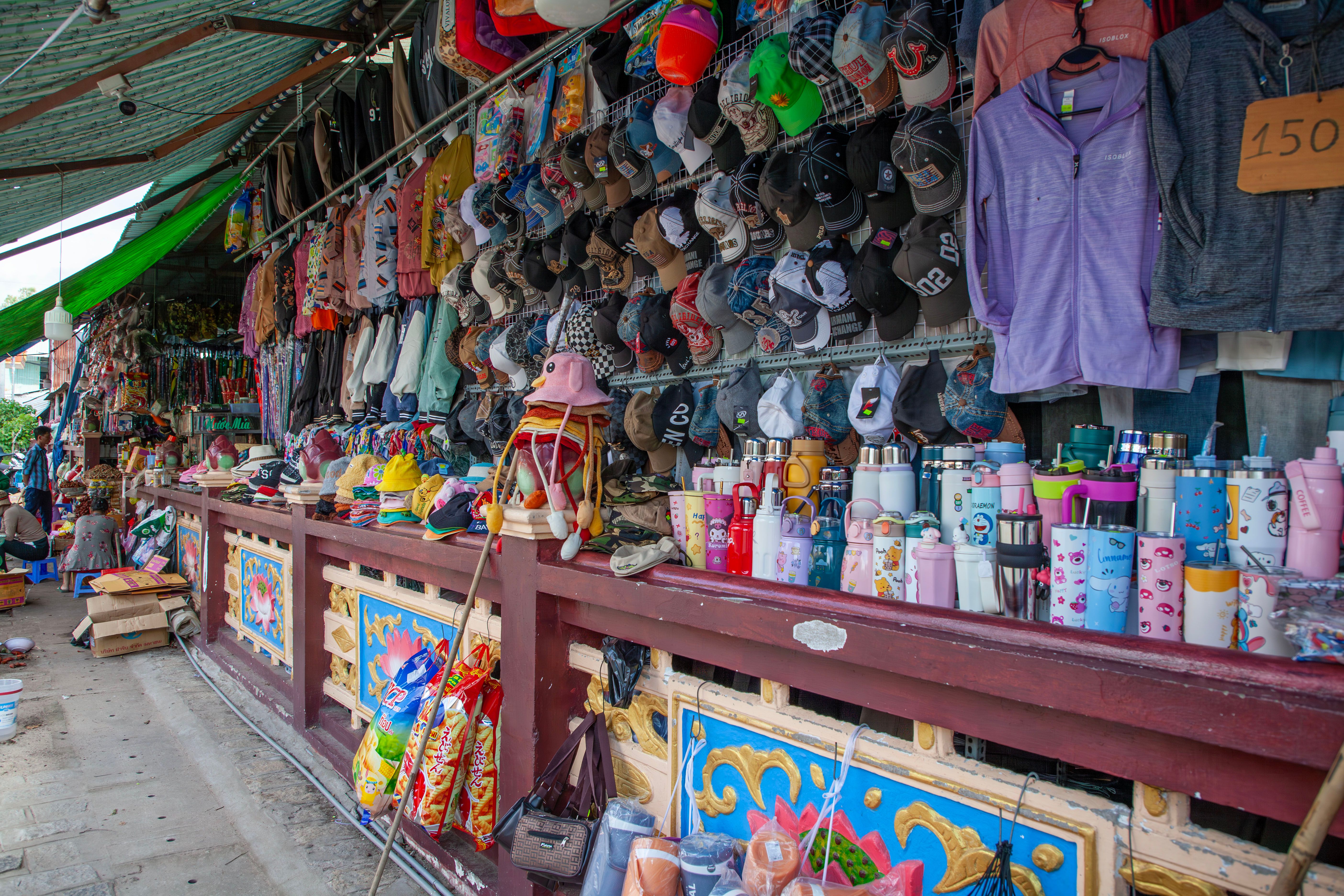 A market with many different items for sale · Free Stock Photo