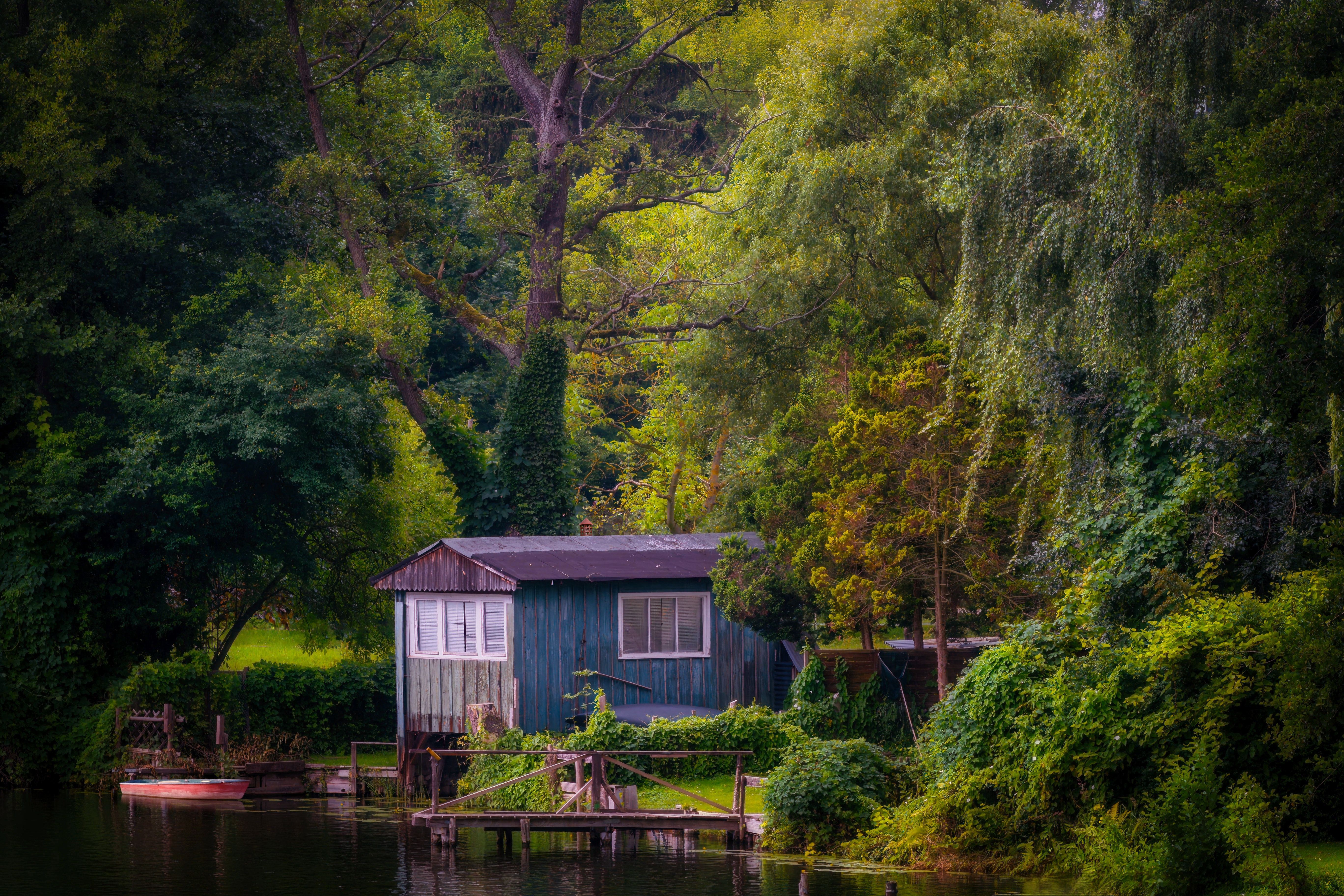 Häuschen am See · Free Stock Photo