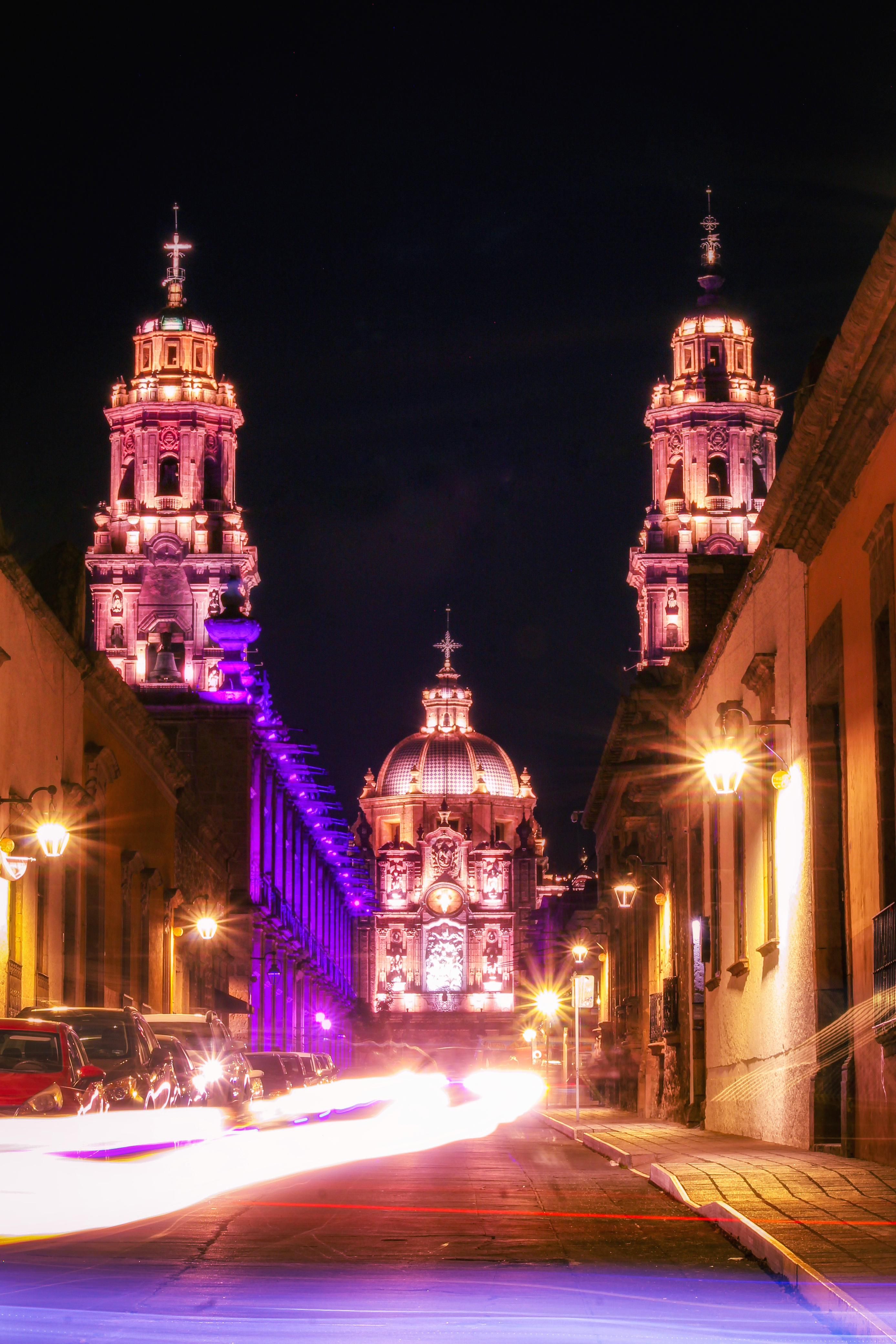 Catedral De Morelia Iluminada Por La Noche En Morelia, México · Foto de ...