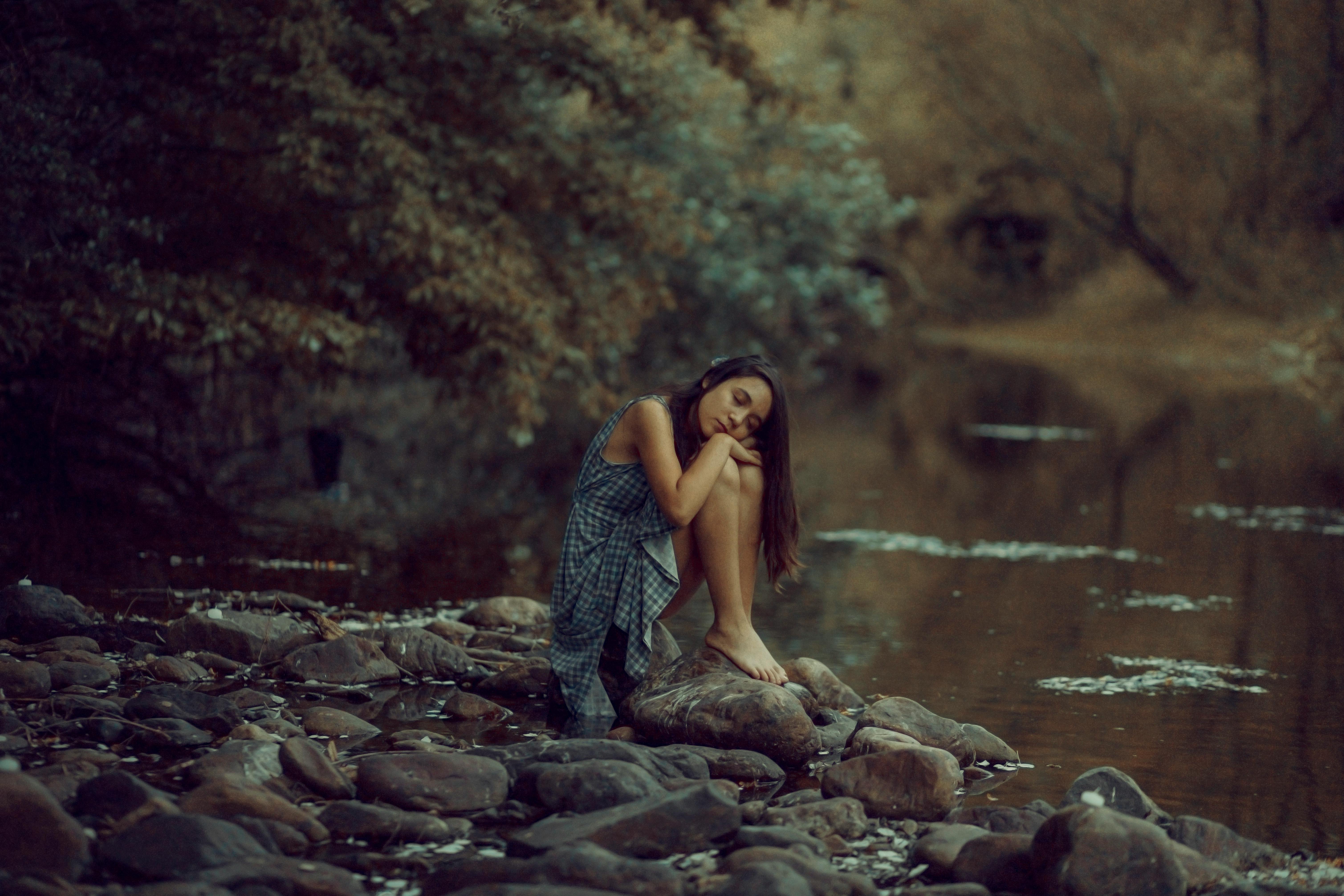 Foto de stock gratuita sobre bosque, descalzo, mujer, orilla del río ...