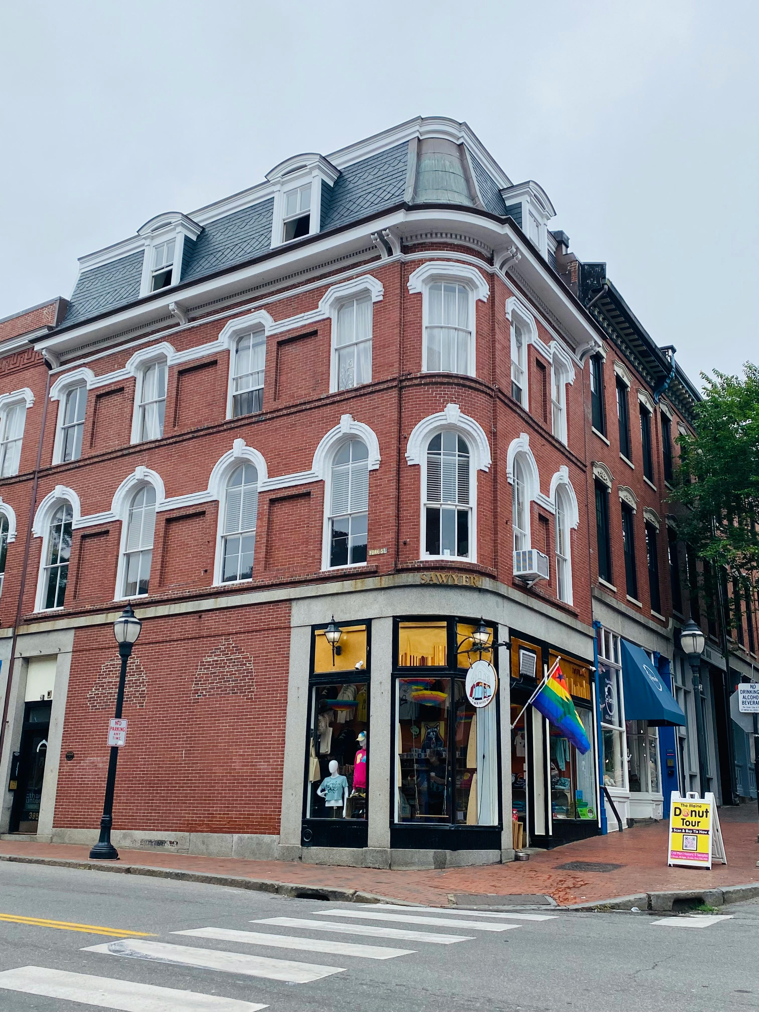 Corner of Building on Street · Free Stock Photo